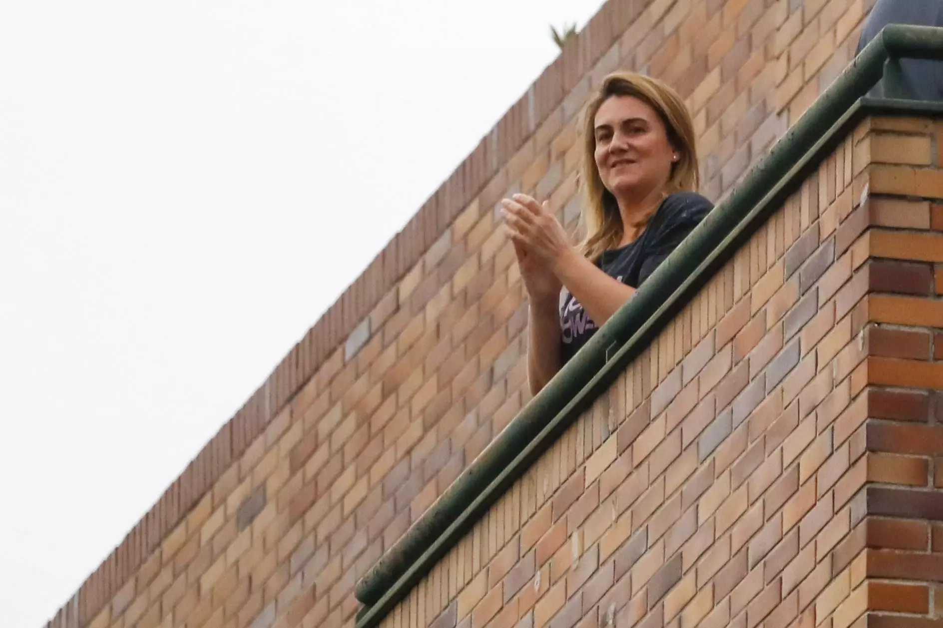 Les célébrités applaudissent depuis leur balcon