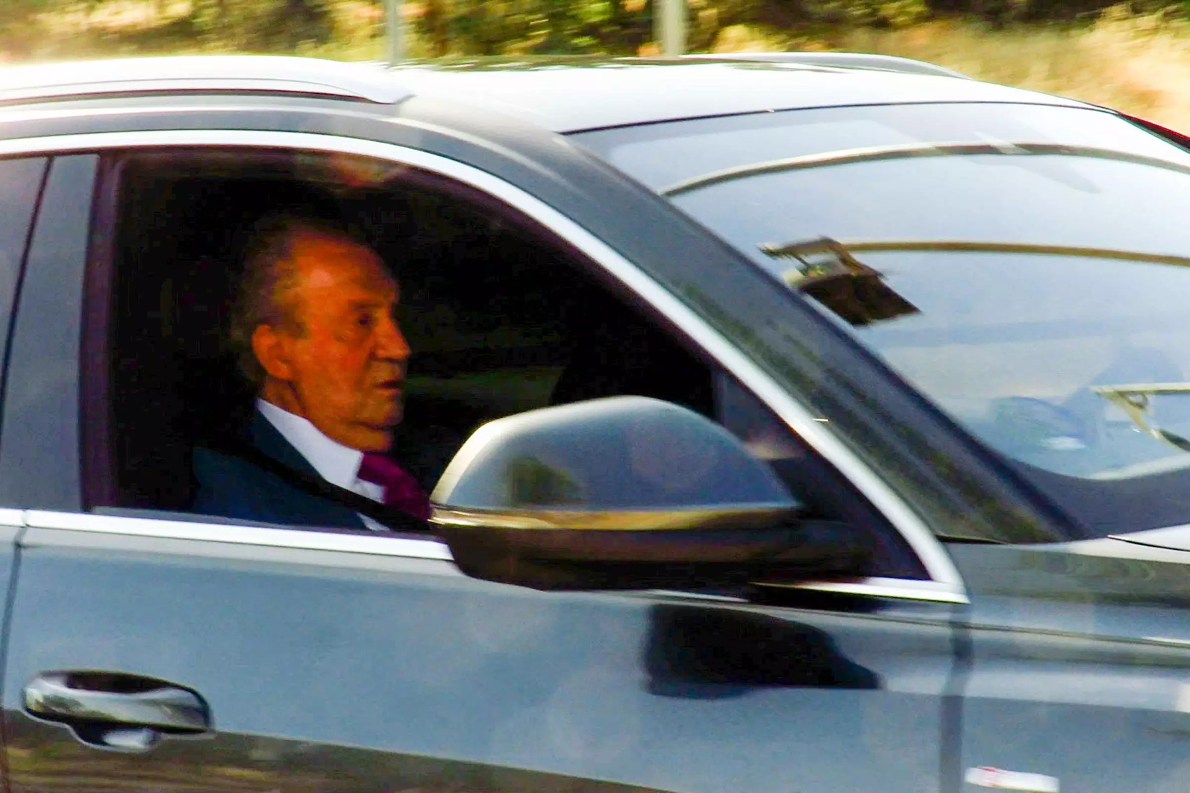 King Juan Carlos has lunch at Zarzuela with his family