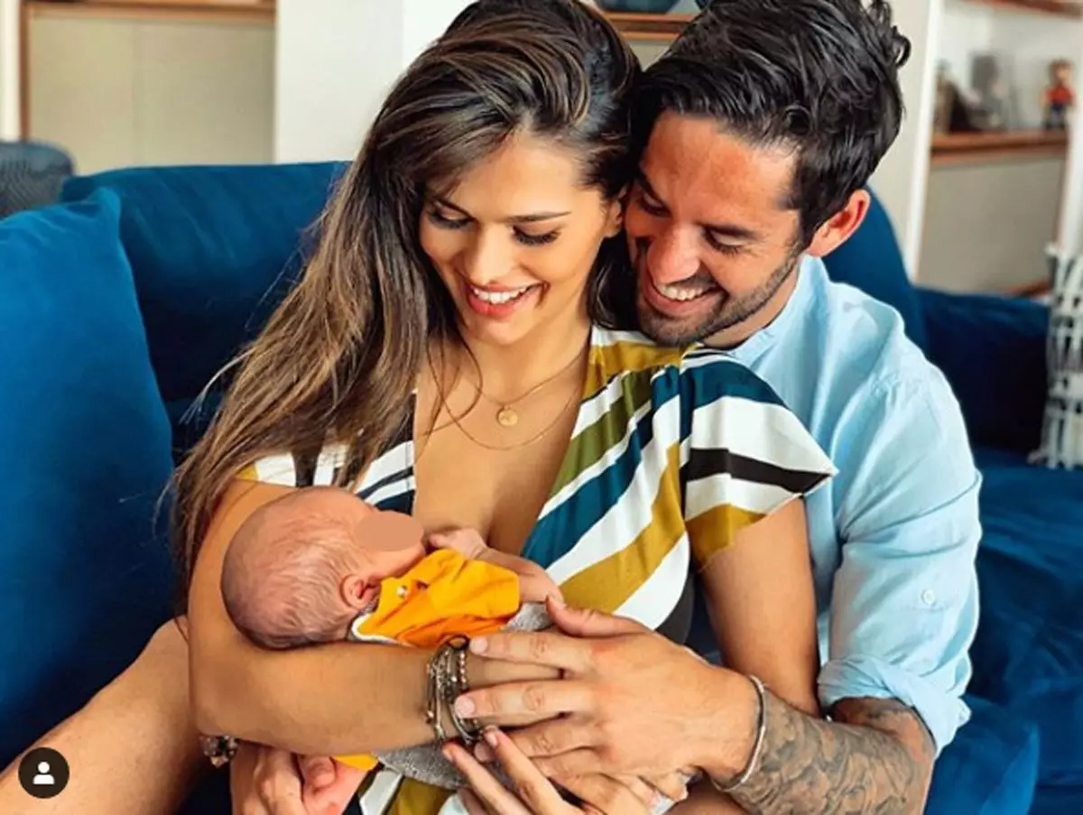 Isco Alarcón, Sara Sálamo, Theo Alarcón Sálamo, Sara Sálamo e Isco Alarcón compartilham a primeira foto de seu filho, Primeira foto de família de Sara, Isco e seu bebê, Sara Sálamo e Isco Alarcón posam felizes com seu primeiro filho, Sara Sálamo e Isco Alarcón publica a primeira foto de família