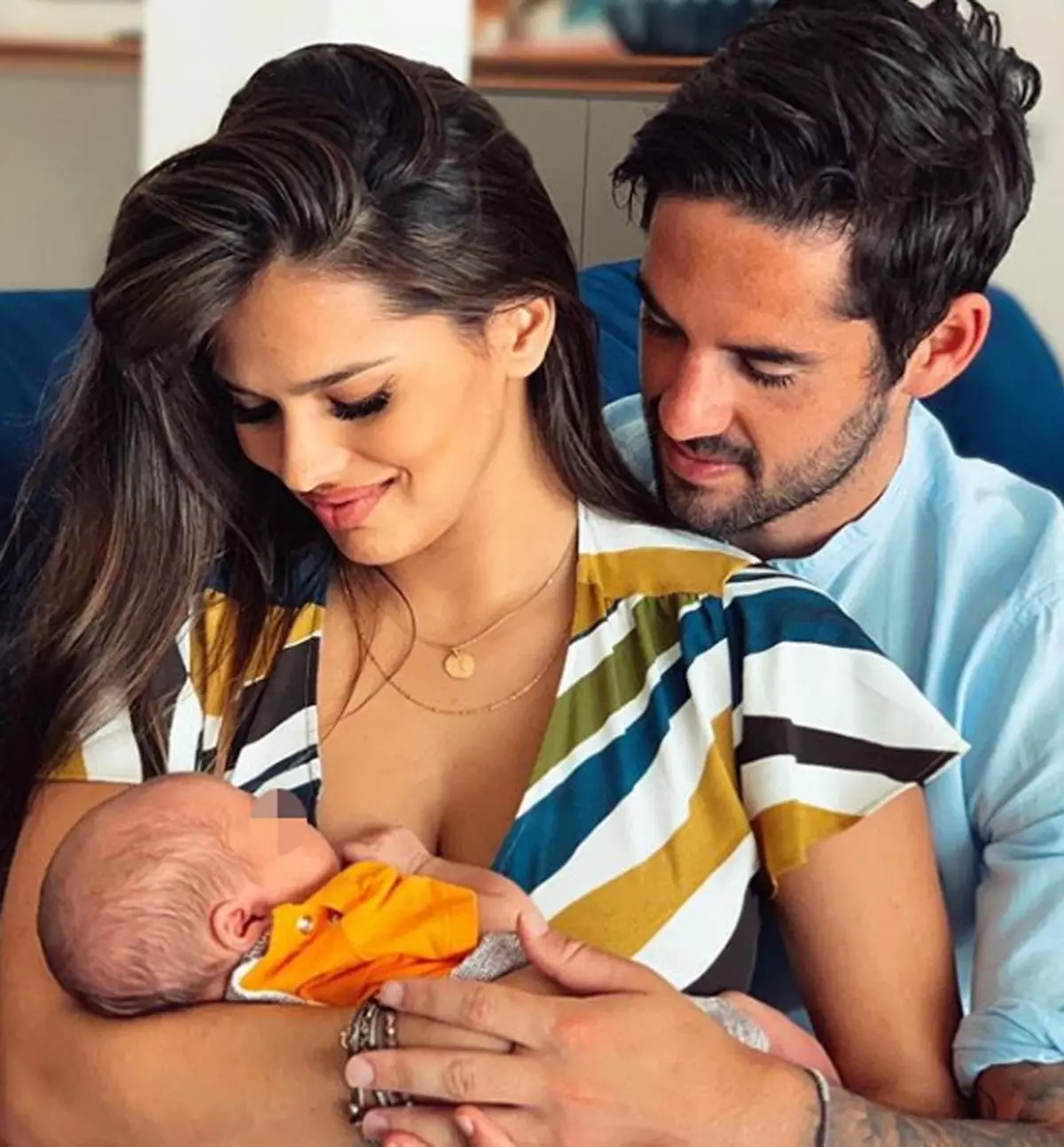 Isco Alarcón, Sara Sálamo, Theo Alarcón Sálamo, Sara Sálamo e Isco Alarcón compartilham a primeira foto de seu filho, Primeira foto de família de Sara, Isco e seu bebê, Sara Sálamo e Isco Alarcón posam felizes com seu primeiro filho, Sara Sálamo e Isco Alarcón publica a primeira foto de família