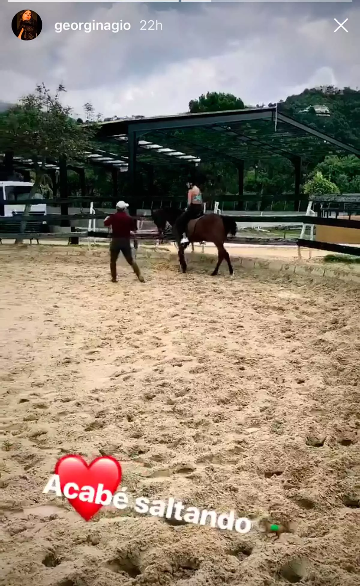 Georgina rider på en häst