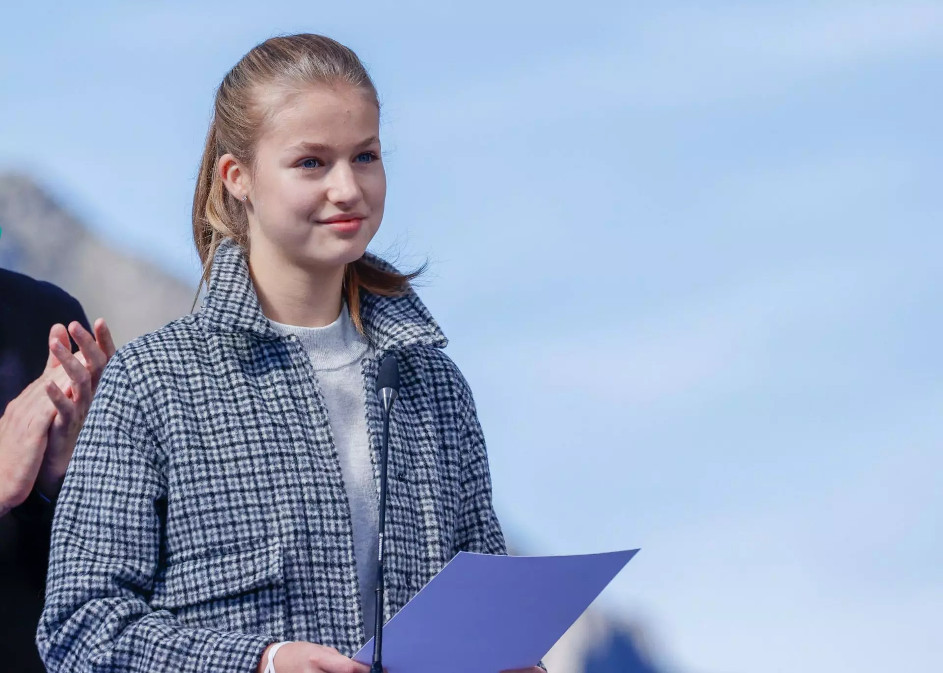 2021 m. spalio 23 d., šeštadienį, princesė Leonor de Borbon per vizitą Santa Maria del Puerto somiedo mieste, laimėjusi 32-uosius metinius pavyzdinio Astūrijos kaimo apdovanojimus, Ispanija