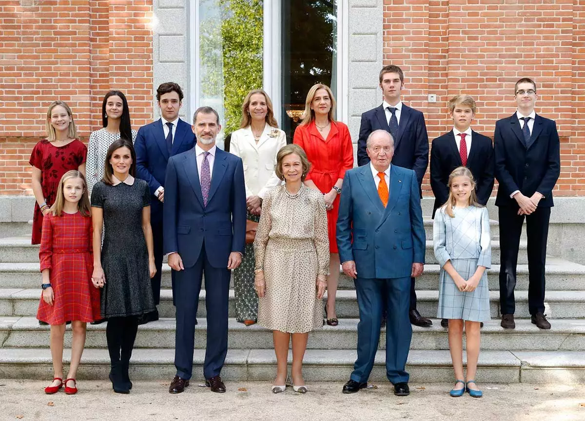 Queen Sofía poses with her children and her grandchildren for her 80th birthday