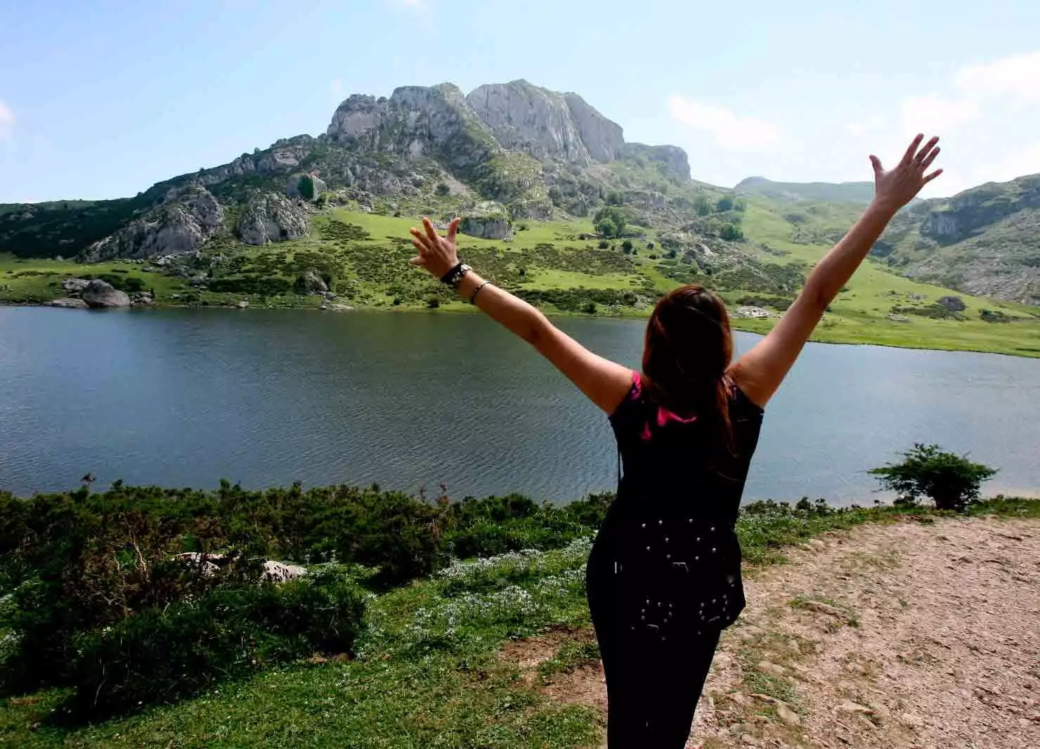 Rozalén dans les lacs de Covadonga