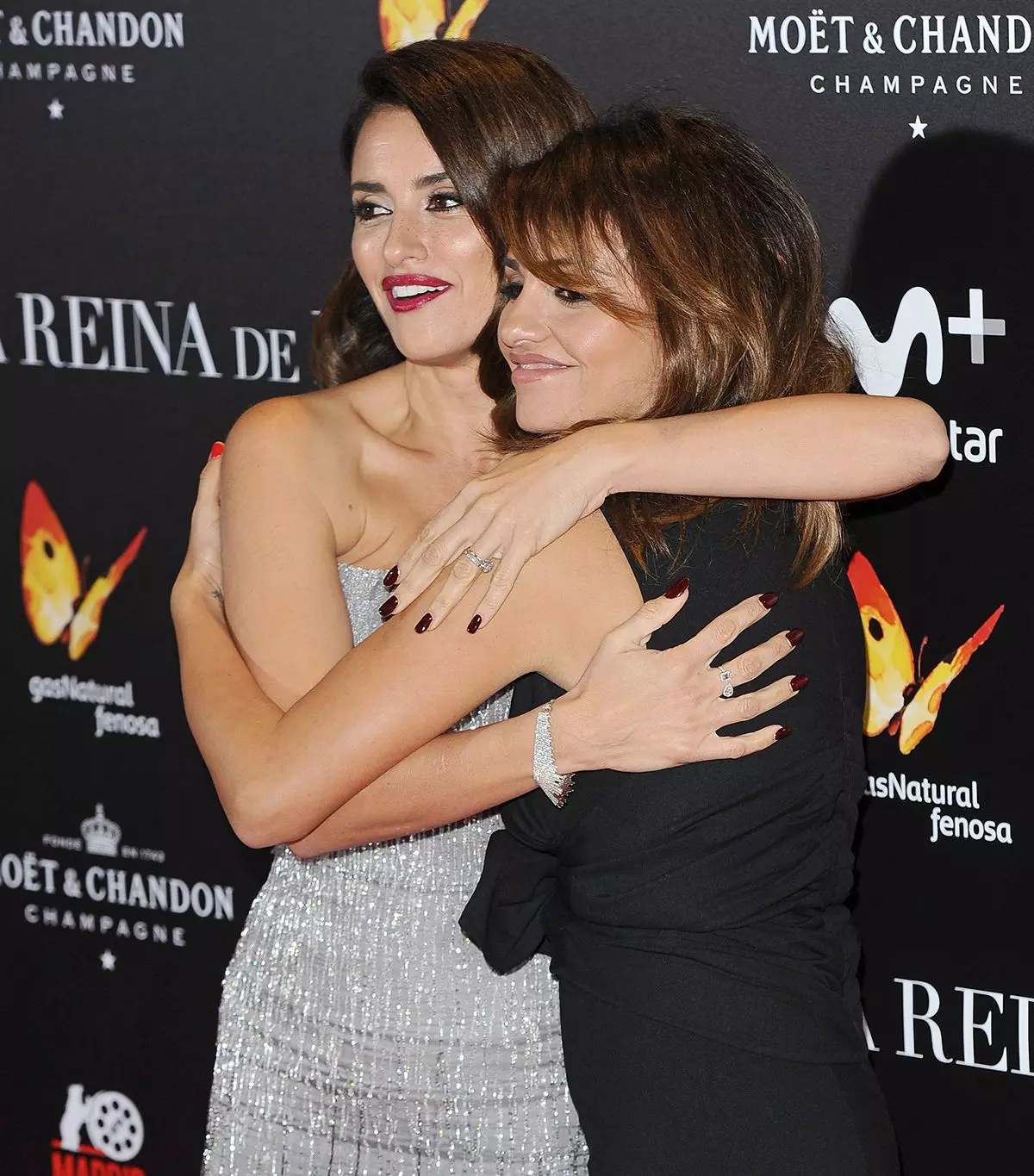 Penélope Cruz dan Mónica Cruz berpelukan di tayangan perdana 'La Reina de España'