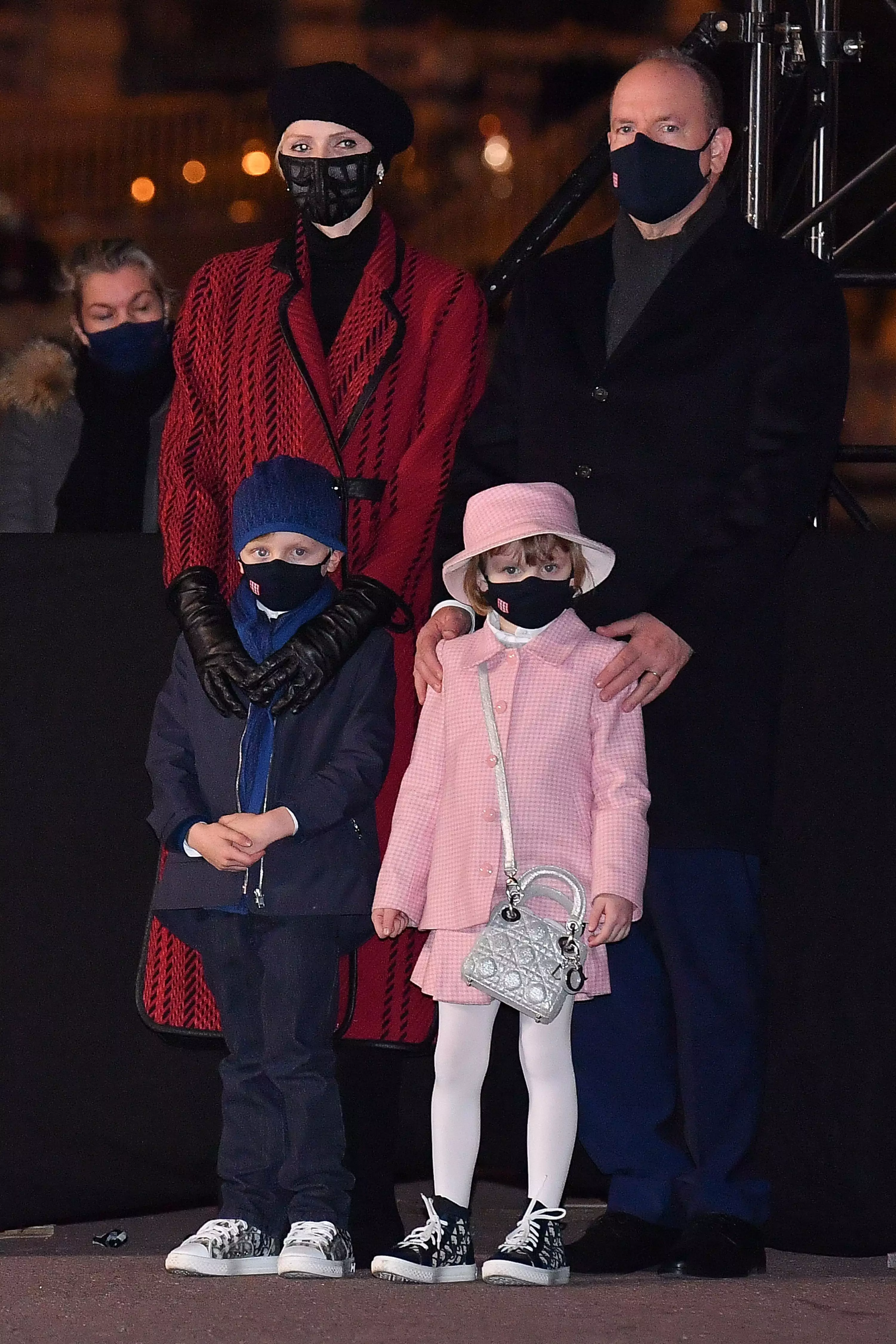 alberto en charlene de monaco vier die dag van heilige vroomheid saam met hul kinders