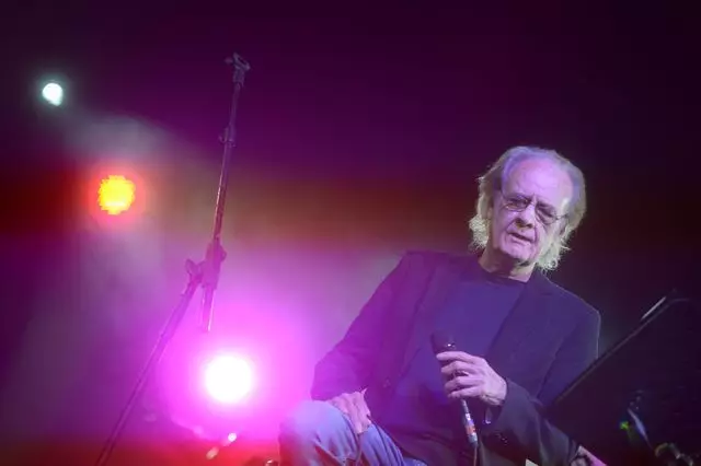 an t-amhránaí-cumadóir luis eduardo aute singing on stage