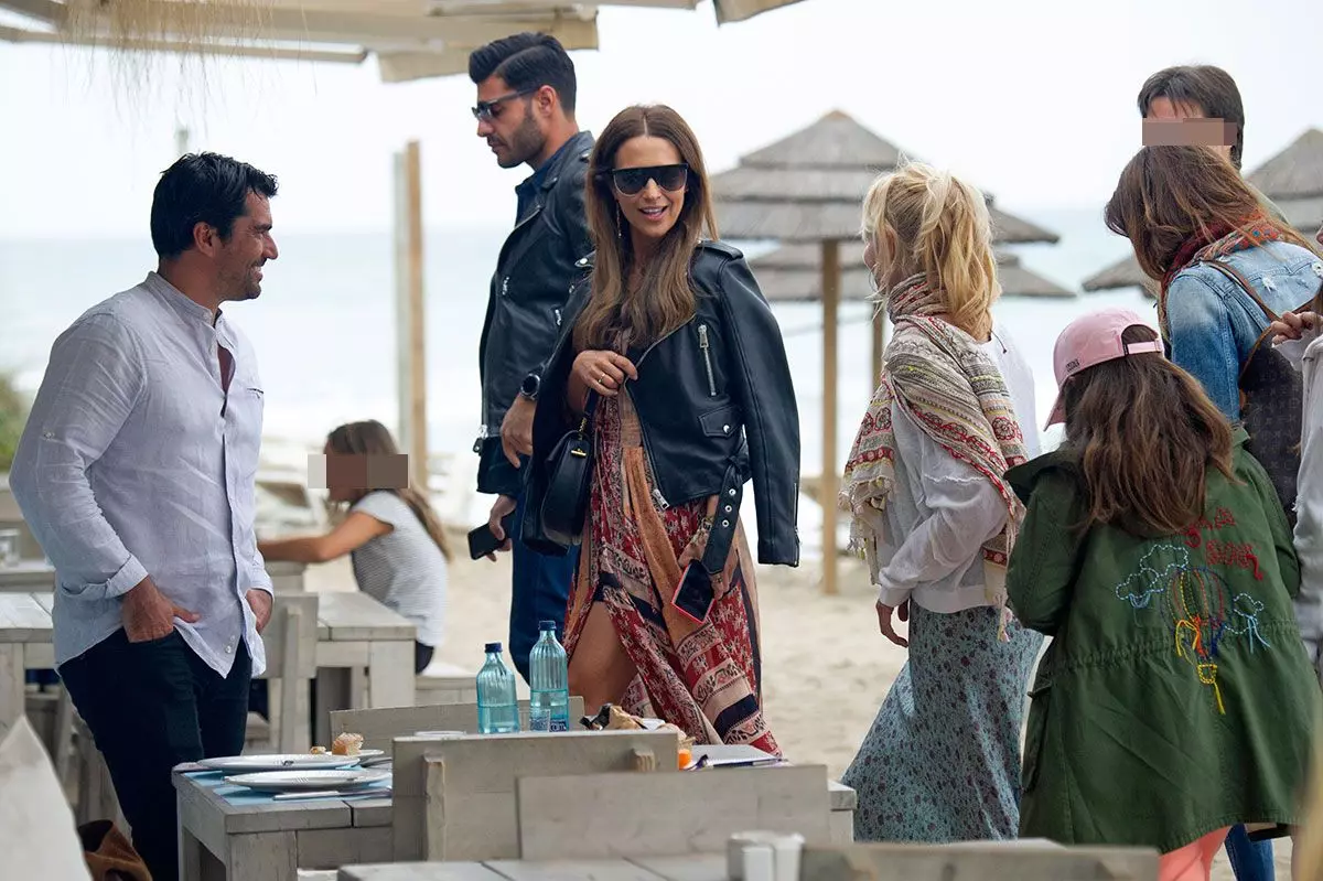 Paula Echevarría and Belén Rueda, with their boyfriends in Marbella