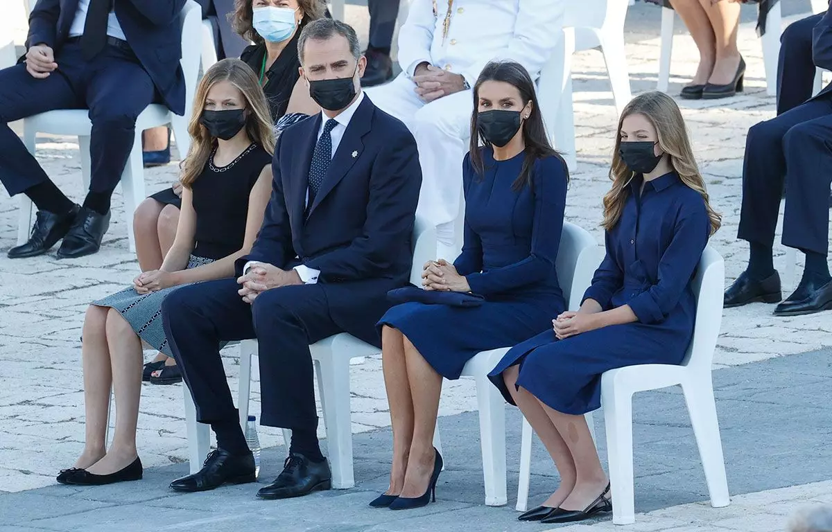 the kings and their daughters preside over the tribute to the victims of covid 19