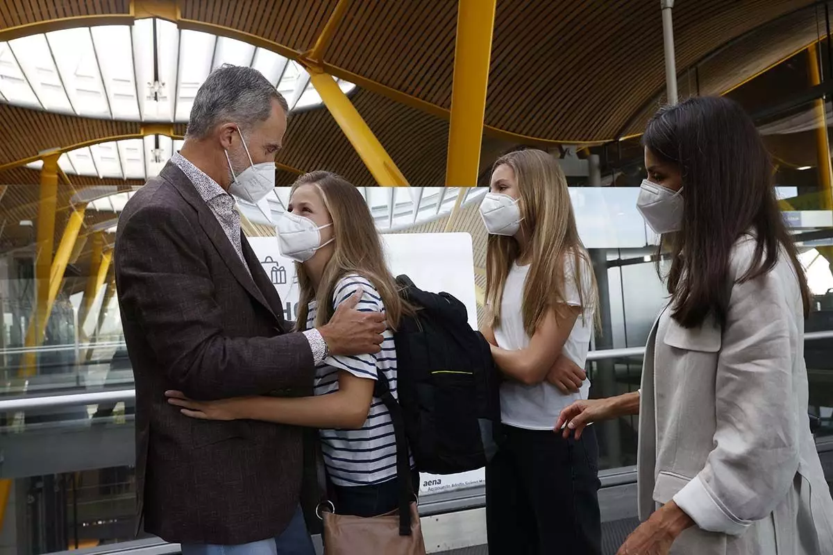 Leonor says goodbye to her family and heads to Wales