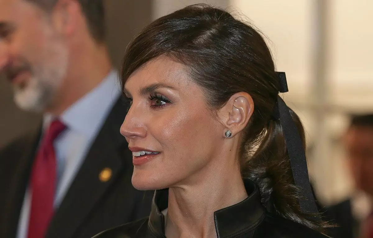 Letizia se je za otvoritev ARCO odločila za usnje. Ni pa prvič, da se ta tkanina nosi na tem dogodku.