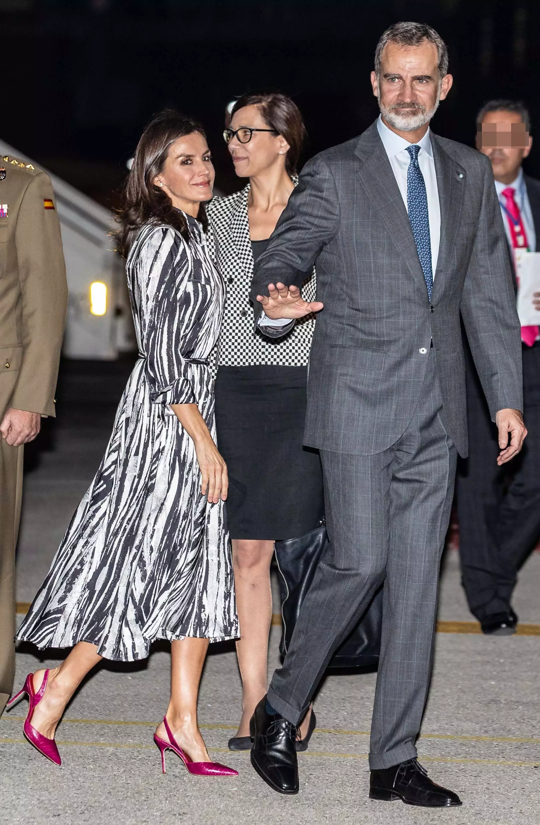 Y Frenhines Letizia yn dangos gwisg am y tro cyntaf ar ôl cyrraedd Ciwba