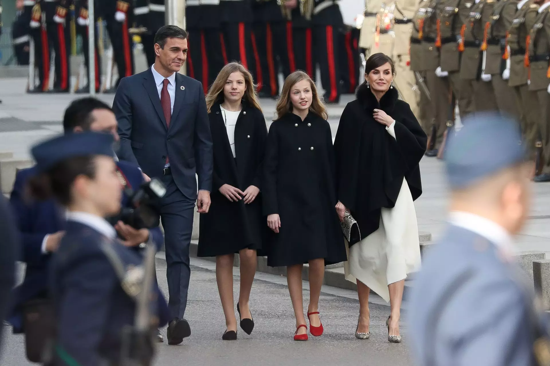 Reĝino Letizia kun siaj filinoj kaj prezidanto Pedro Sánchez post alveno al la Kongreso