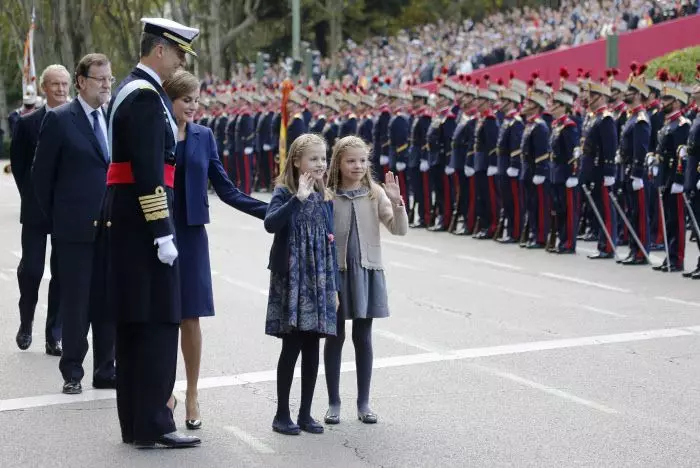 a királyok és lányaik Leonor és Sofia a fegyveres erők felvonulásán 2015-ben