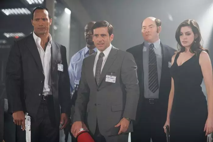 Filmul „Super agent 86” (2008) Steve Carell, Anne Hathaway și Dwayne Johnson.