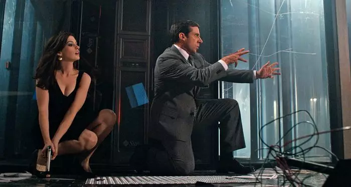 Filmul „Super agent 86” (2008) Steve Carell și Anne Hathaway.