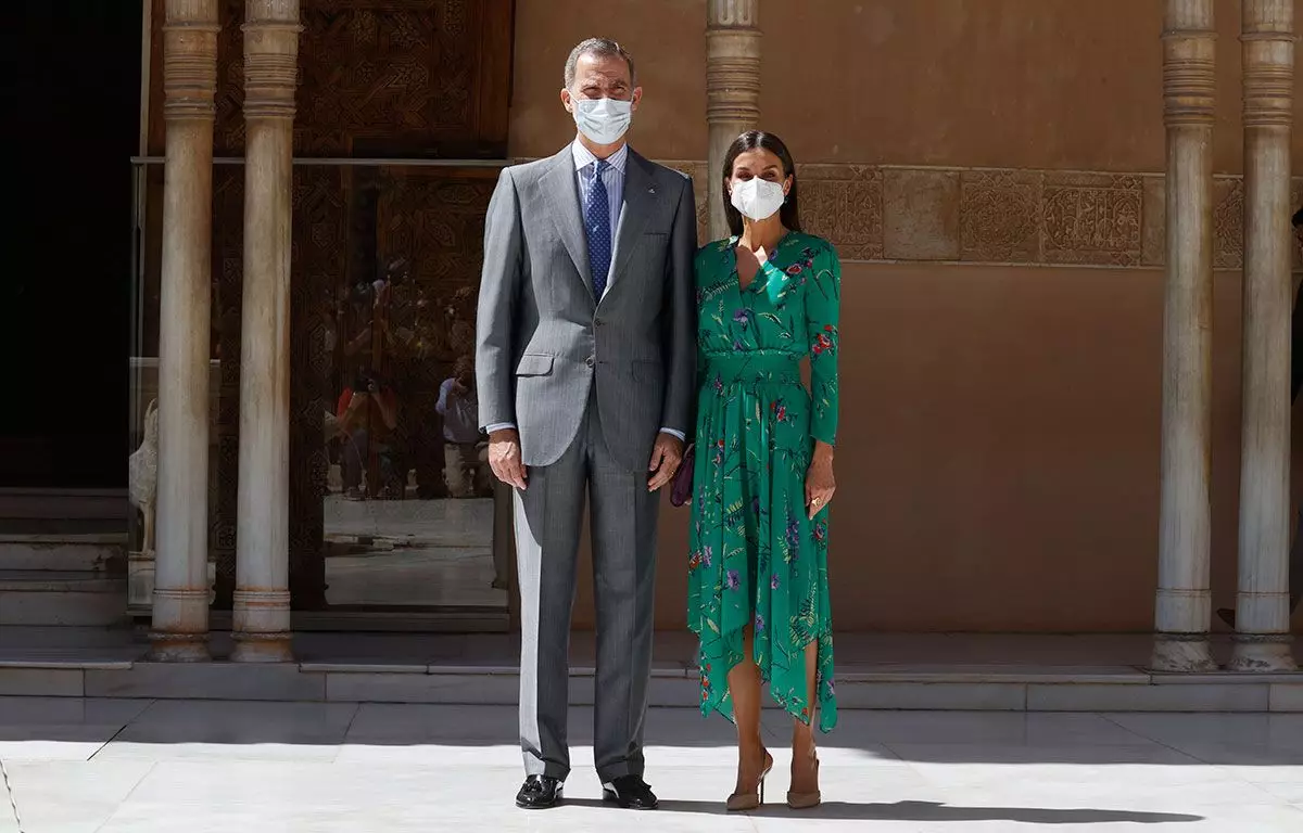 Letizia porte à nouveau sa robe verte à la longueur asymétrique