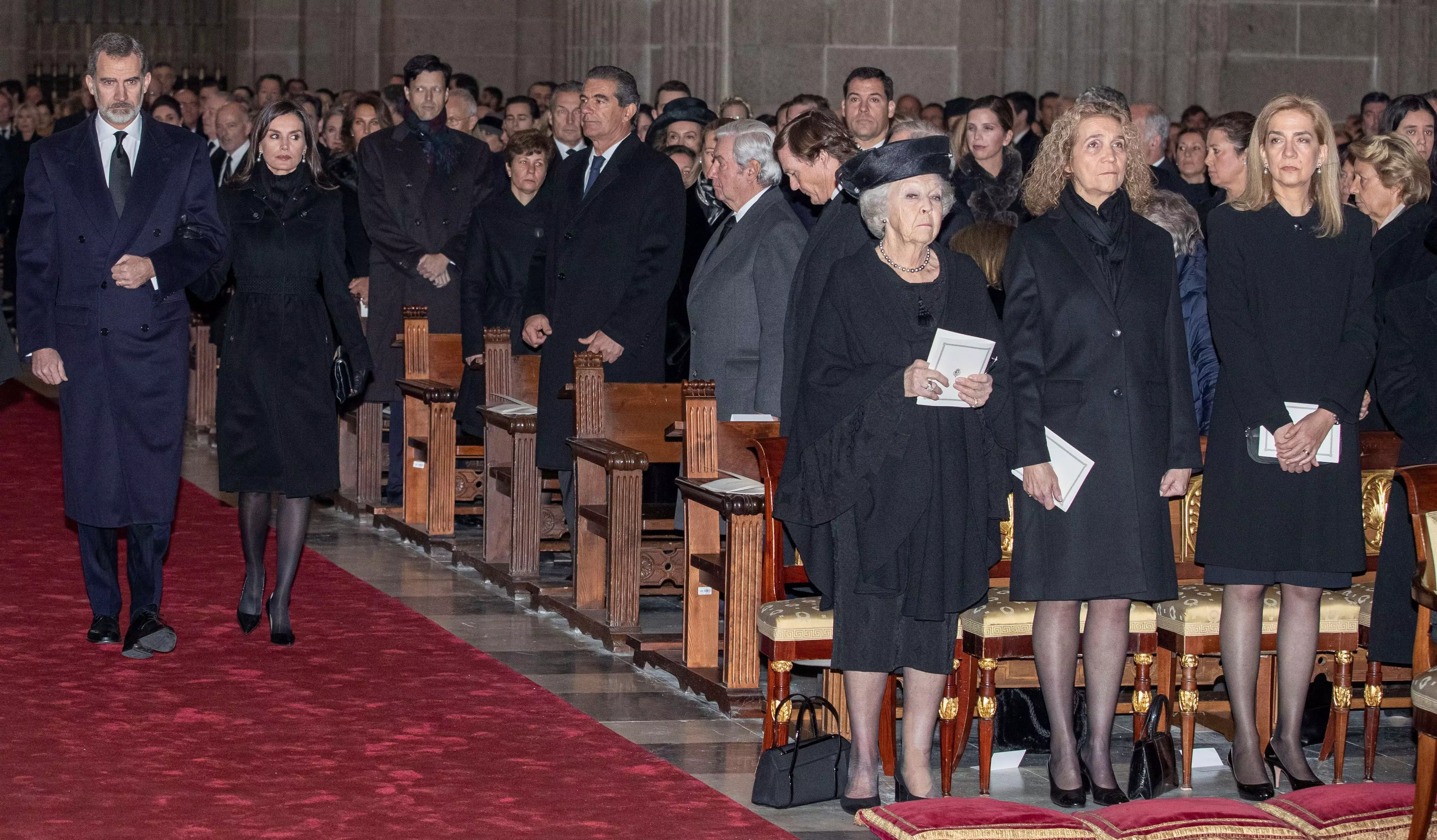 Les rois Felipe et Letizia avec l'infante Cristina lors des funérailles