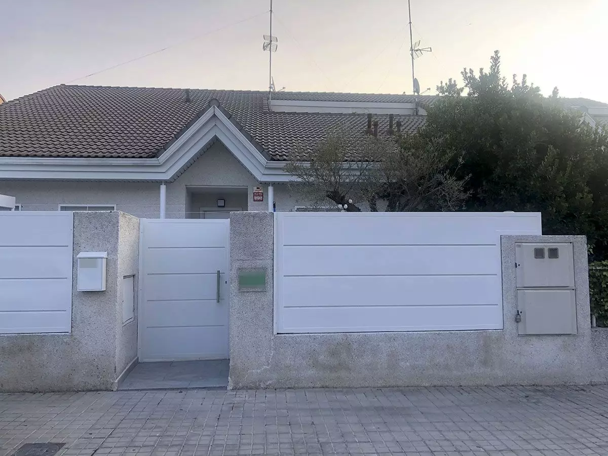 roberto leal abre unha casa de luxo nos arredores de madrid mostrámosche a fachada do chalet