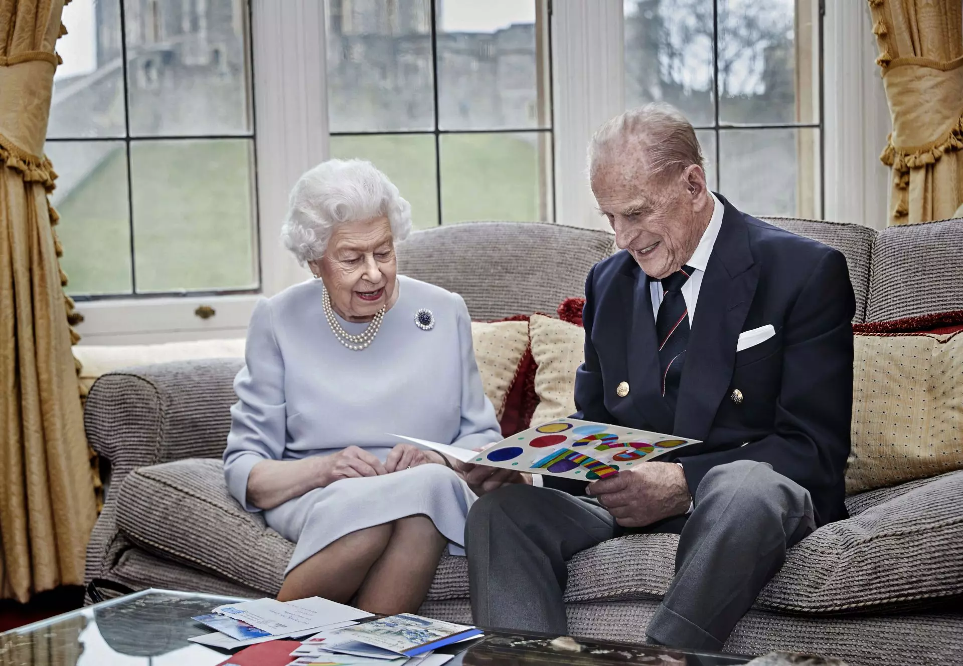 Elizabeth II ja Philip of Edinburgh viettävät hääpäiväänsä