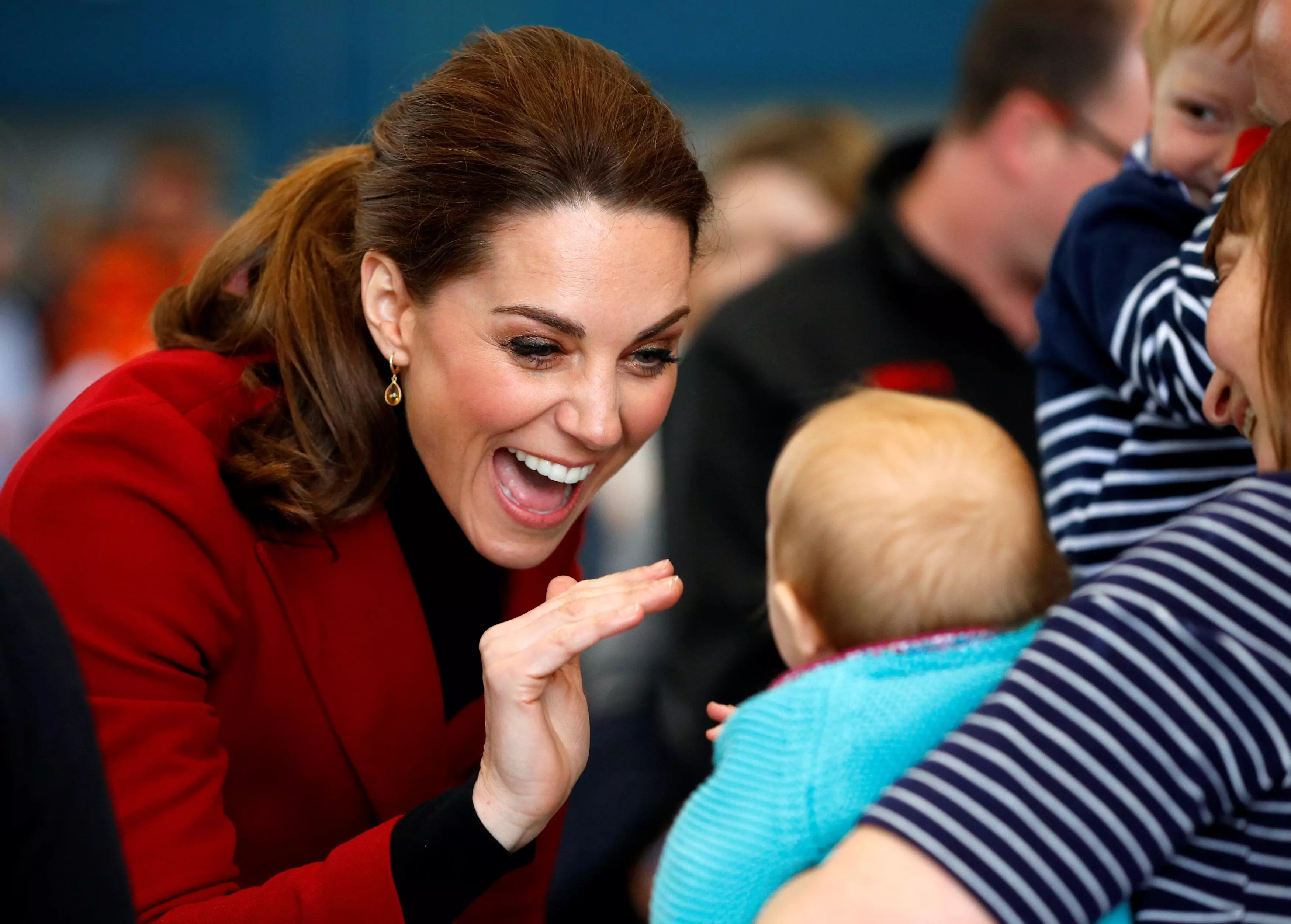 Ang Duke ug Duchess sa Cambridge mibisita sa baybayon nga rehiyon sa Anglesey