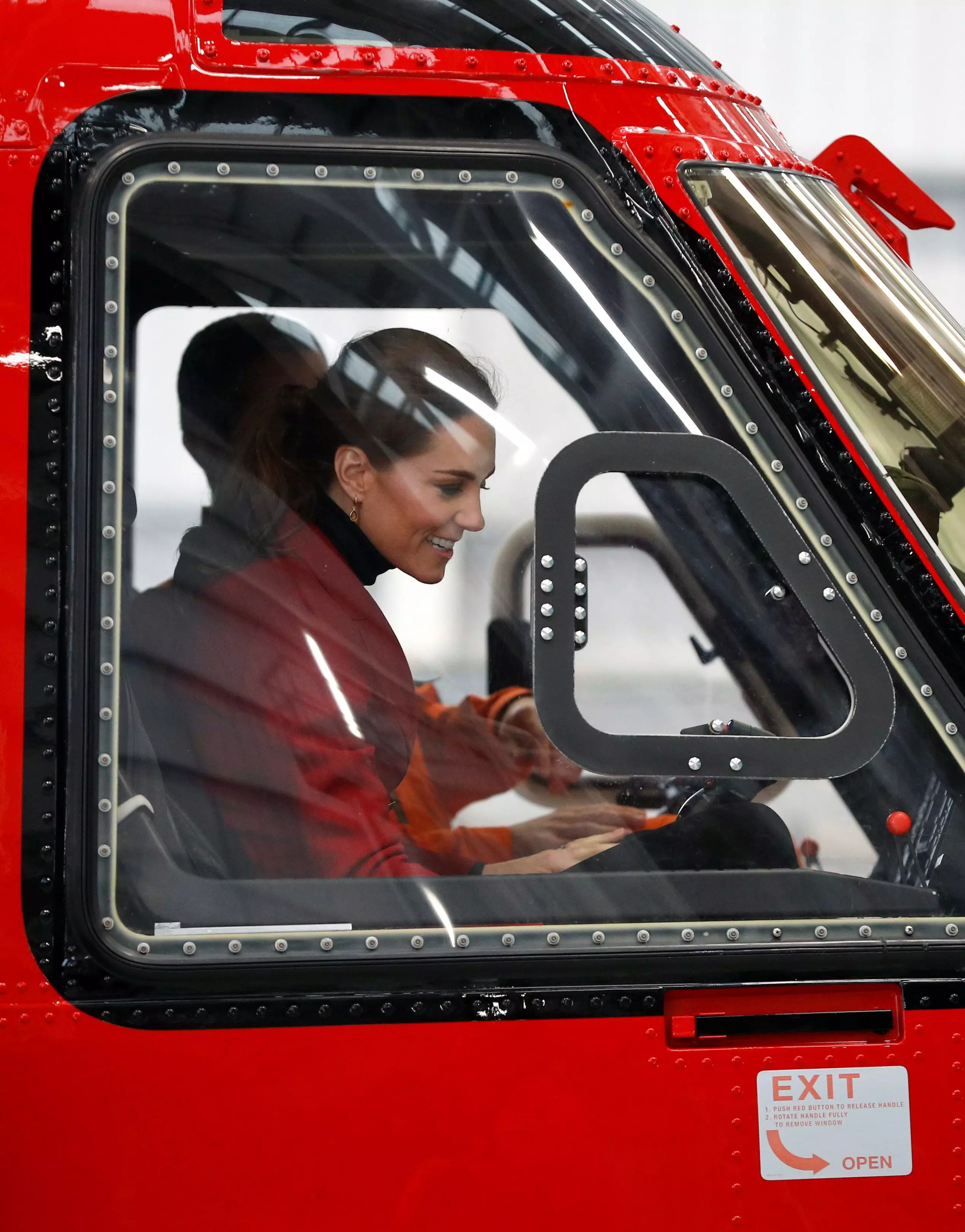 Ang Duke ug Duchess sa Cambridge mibisita sa baybayon nga rehiyon sa Anglesey