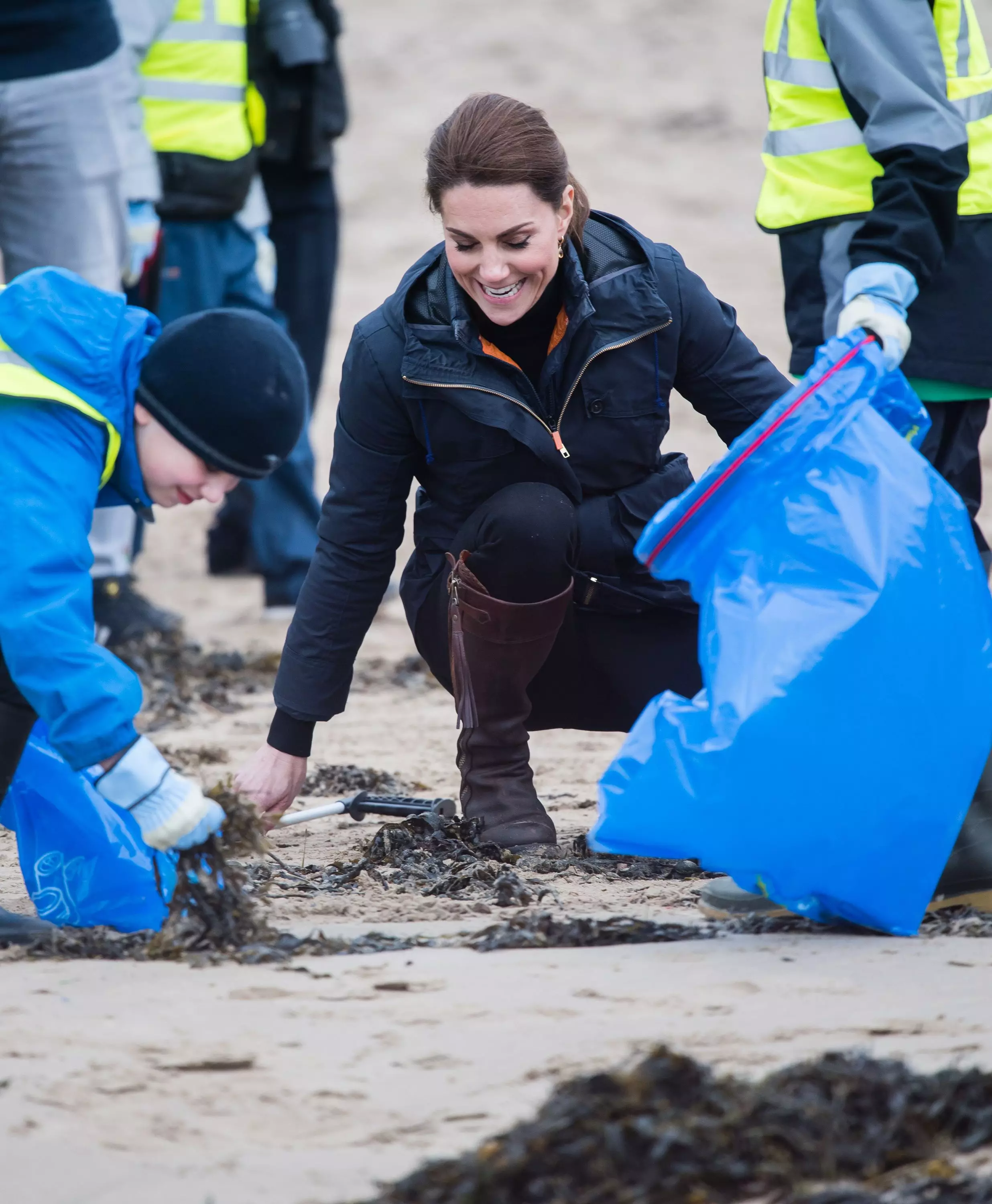 Ang Duke ug Duchess sa Cambridge mibisita sa baybayon nga rehiyon sa Anglesey