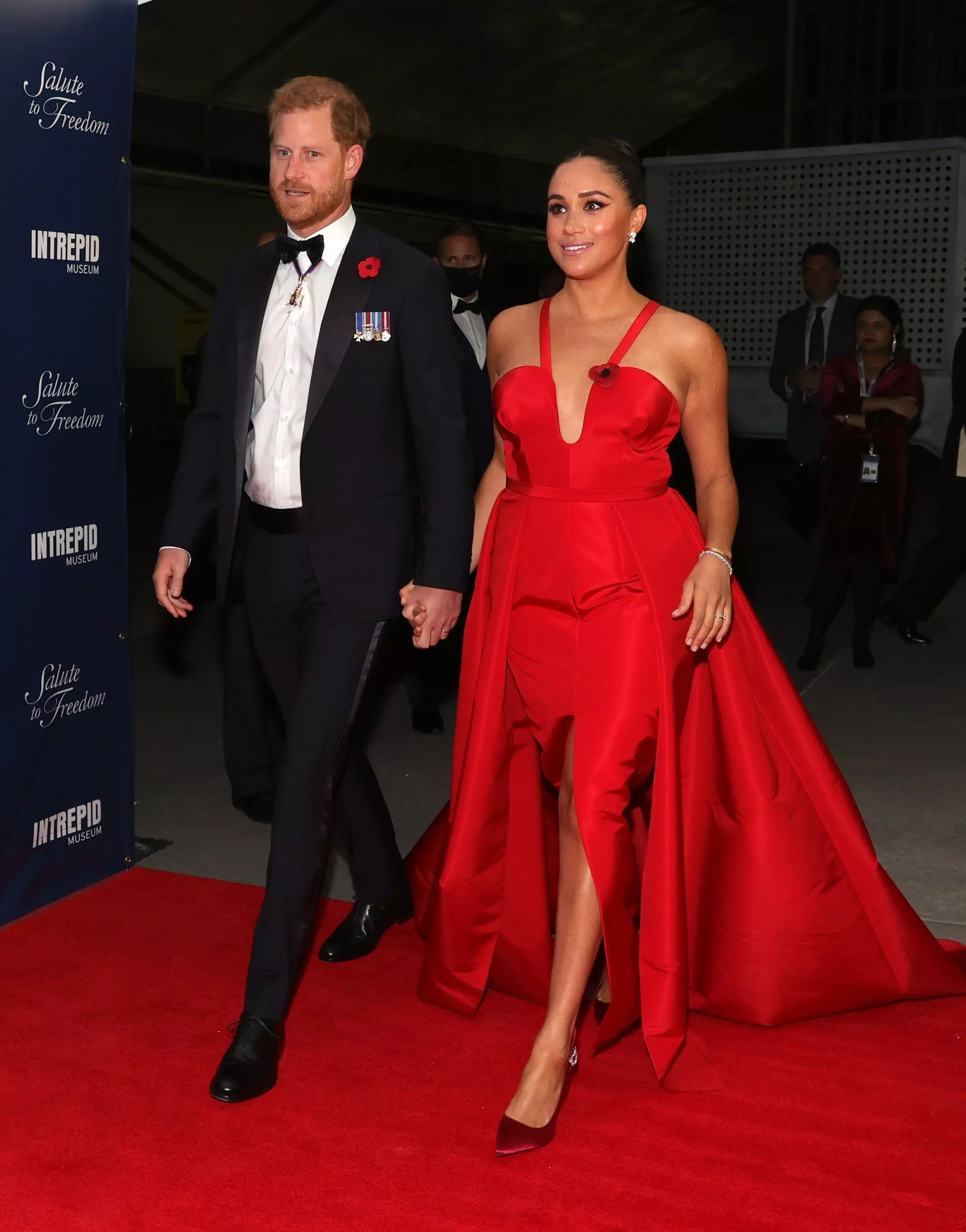 Meghan Markle e o seu rechamante vestido vermello: correcto ou incorrecto?