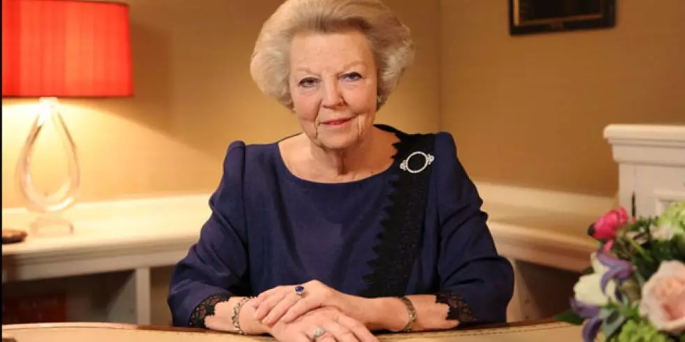 Beatrix oa Netherlands o phatlalatsa ho koeteloa ha hae