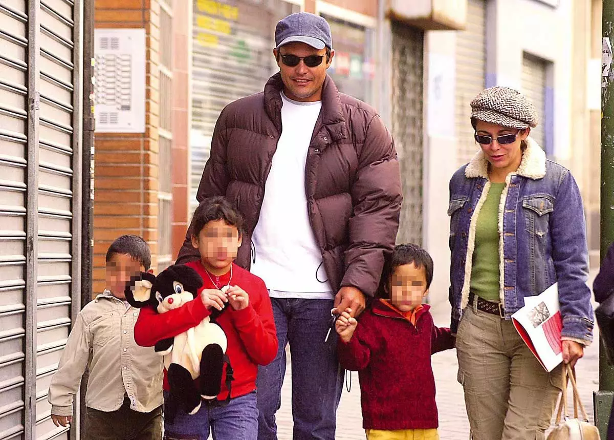 Isabel Gemio en Nilo Manrique met hun kinderen Gustavo en Diego toen ze nog kinderen waren