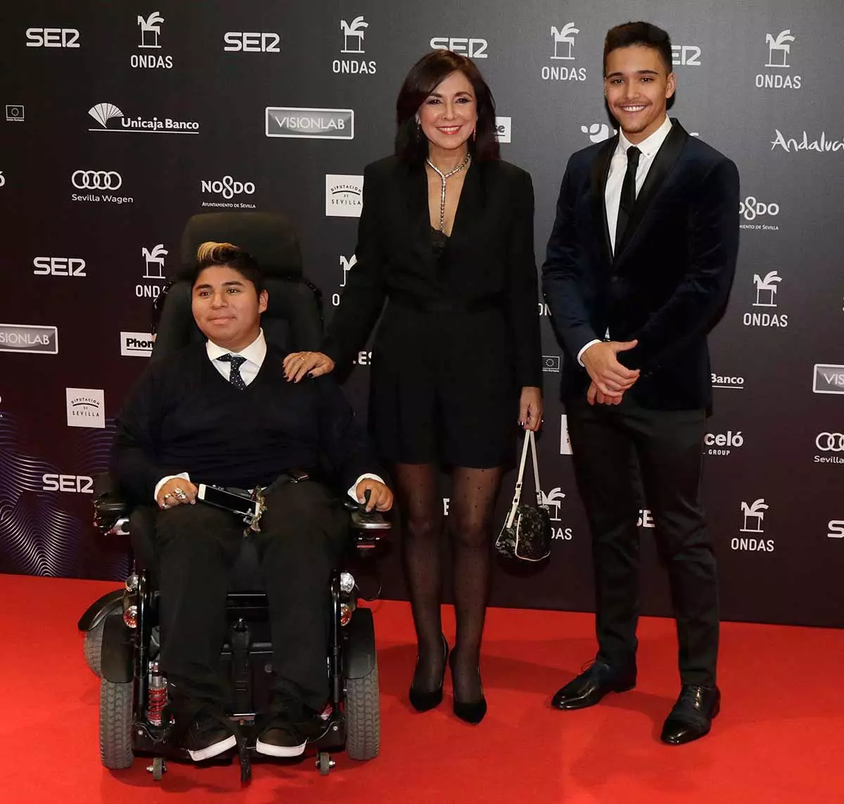 Isabel Gemio pose avec ses enfants, Gustavo et Diego, aux prix Ondas