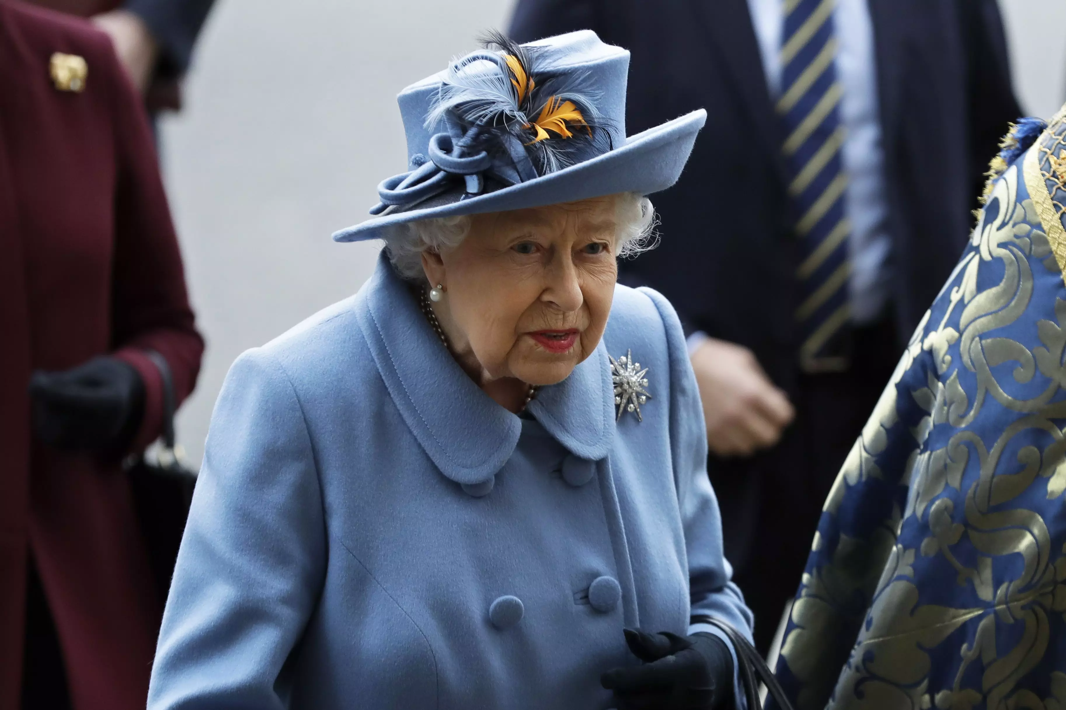 Elizabeth II test positief op COVID, met symptomen