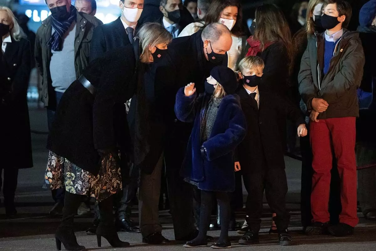 de koninklijke familie van monaco viert de vrome heilige met de afwezigheid van charlene