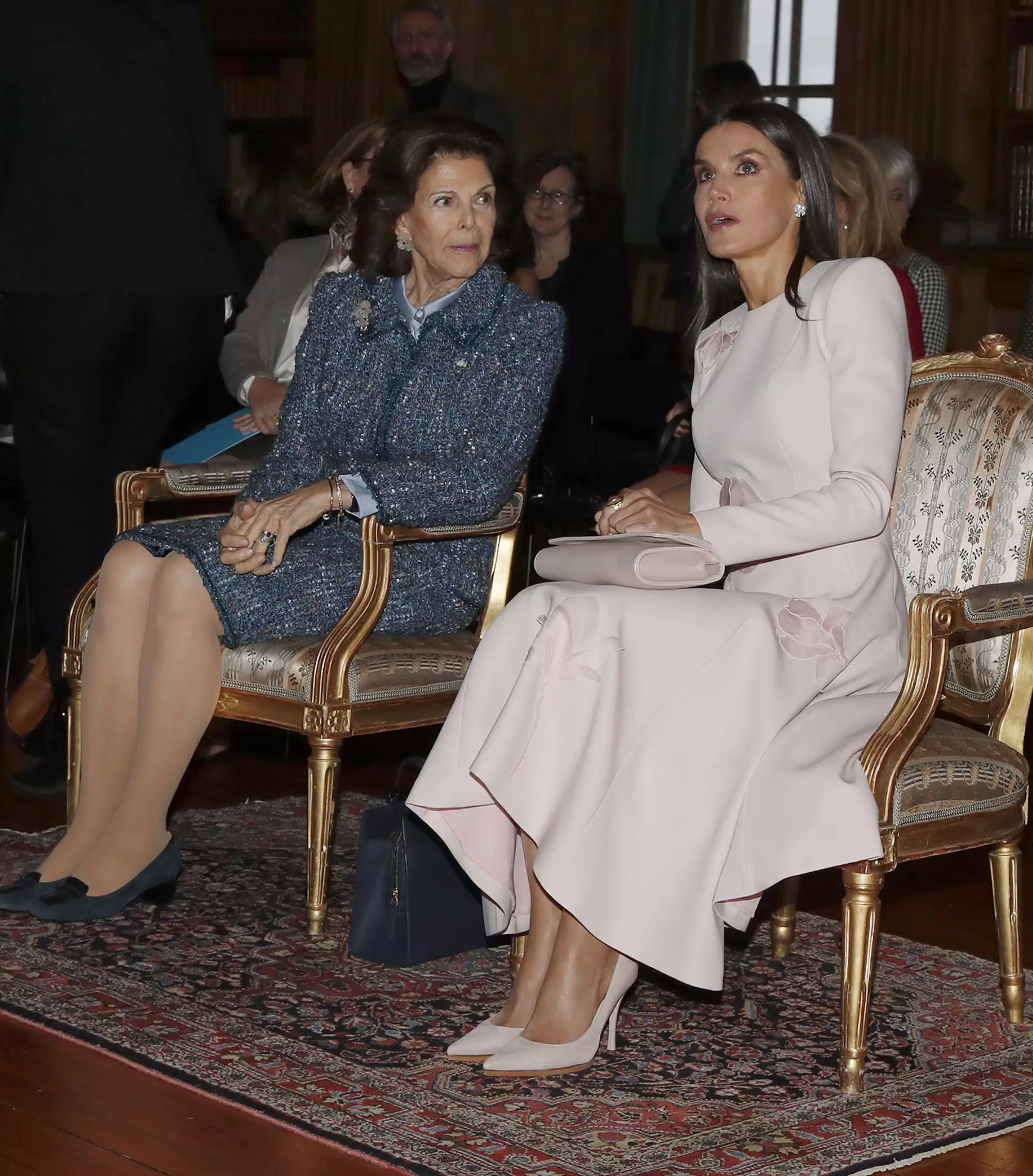 isveçli doña letizia ve silvia, stockholm kraliyet sarayının bernadotte kütüphanesinde konuşuyor