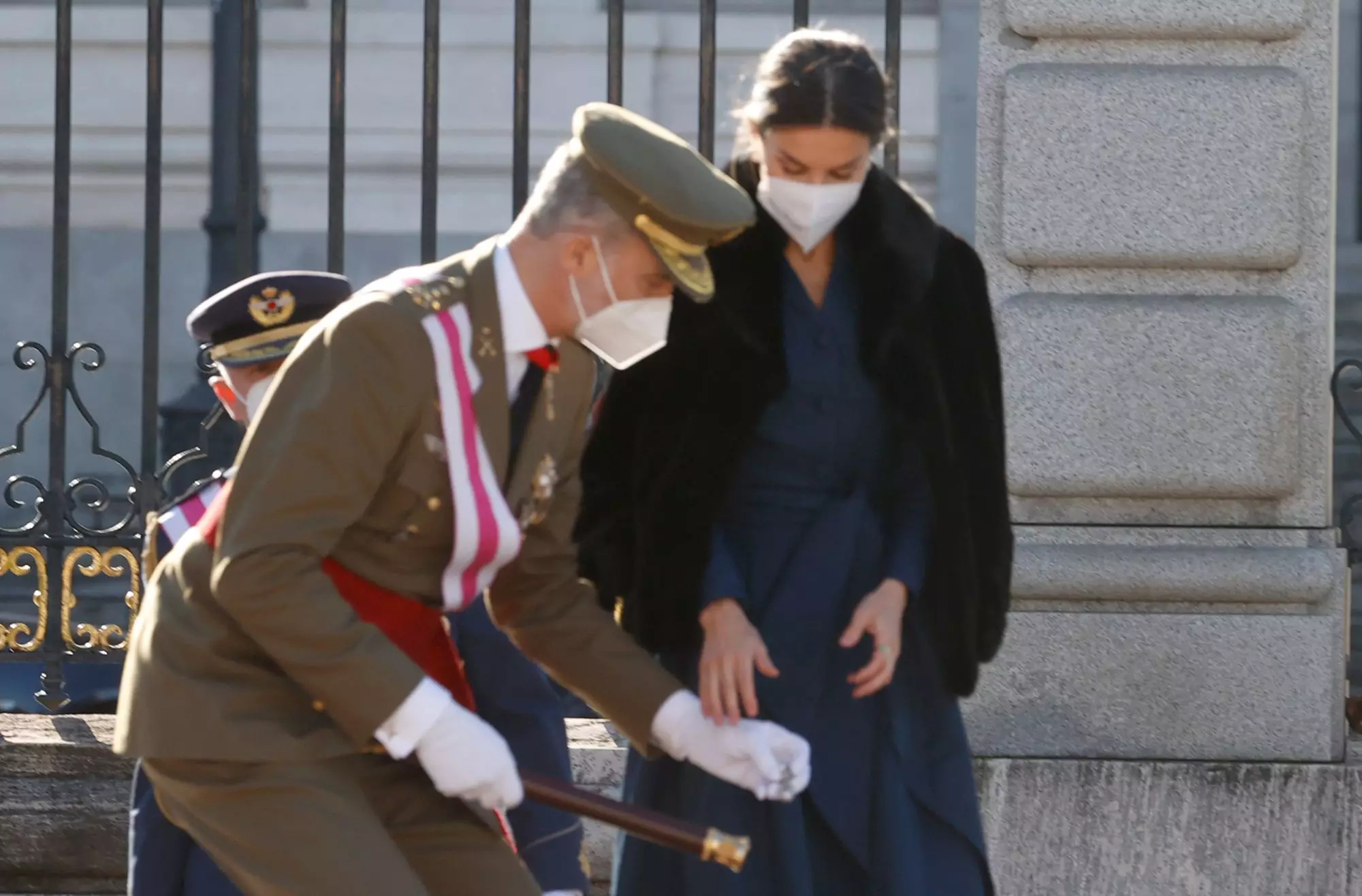 le roi felipe vi et la reine letizia sont les vedettes de l'anecdote pendant les pâques militaires