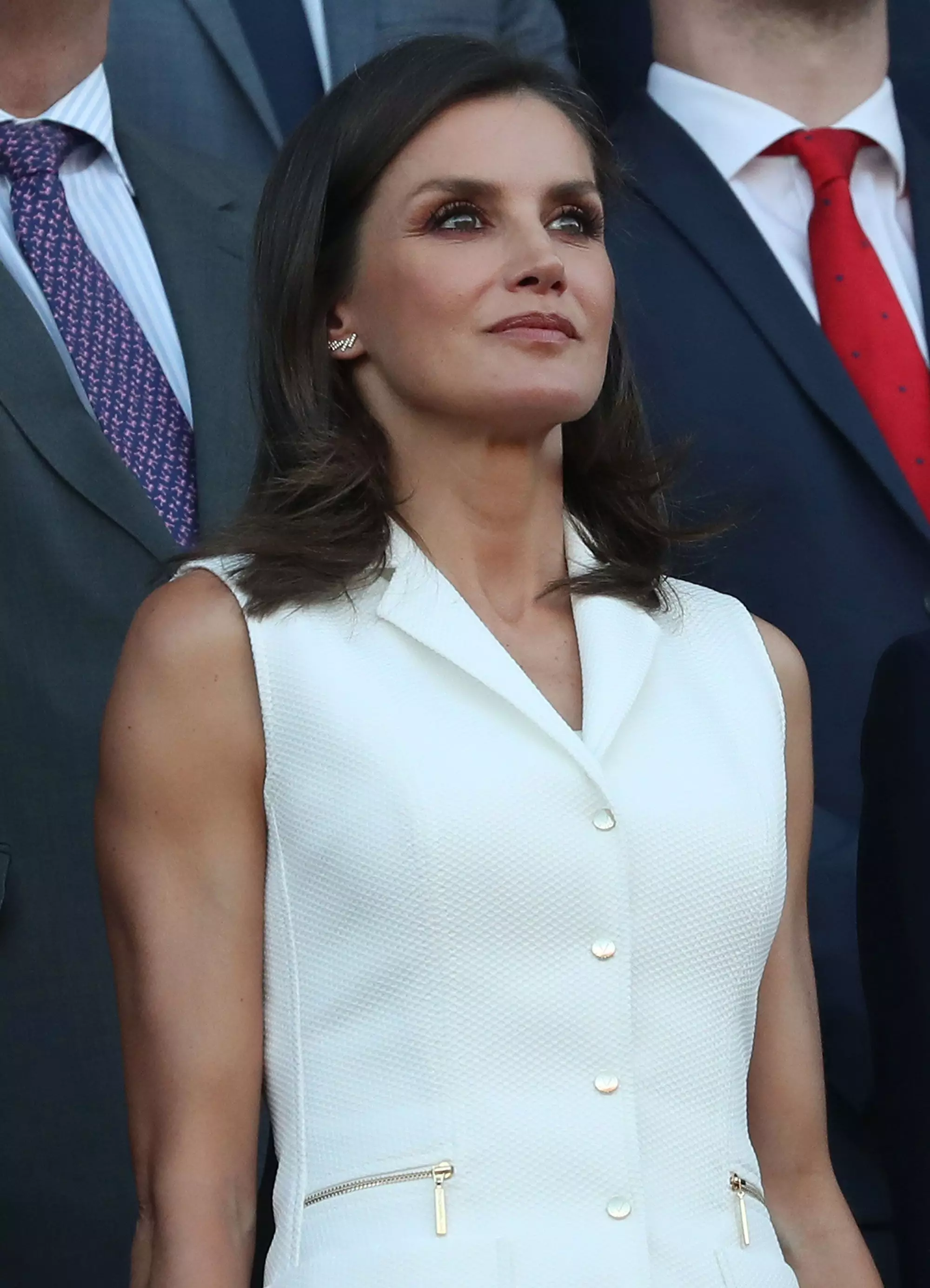 Letizia dalam setelan rompi putih karya Felipe Varela di final Copa de la Reina 2019