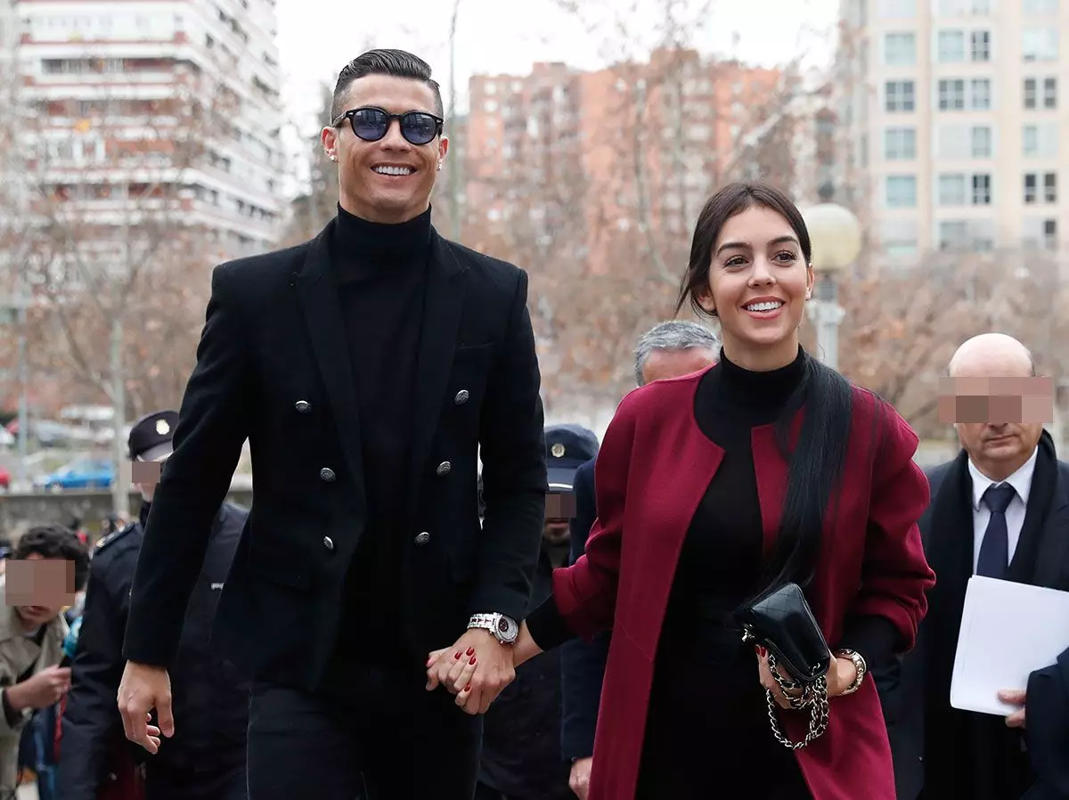 Kristano Ronaldo kaj Georgina Rodríguez alvenas al la Provinca Tribunalo de Madrido