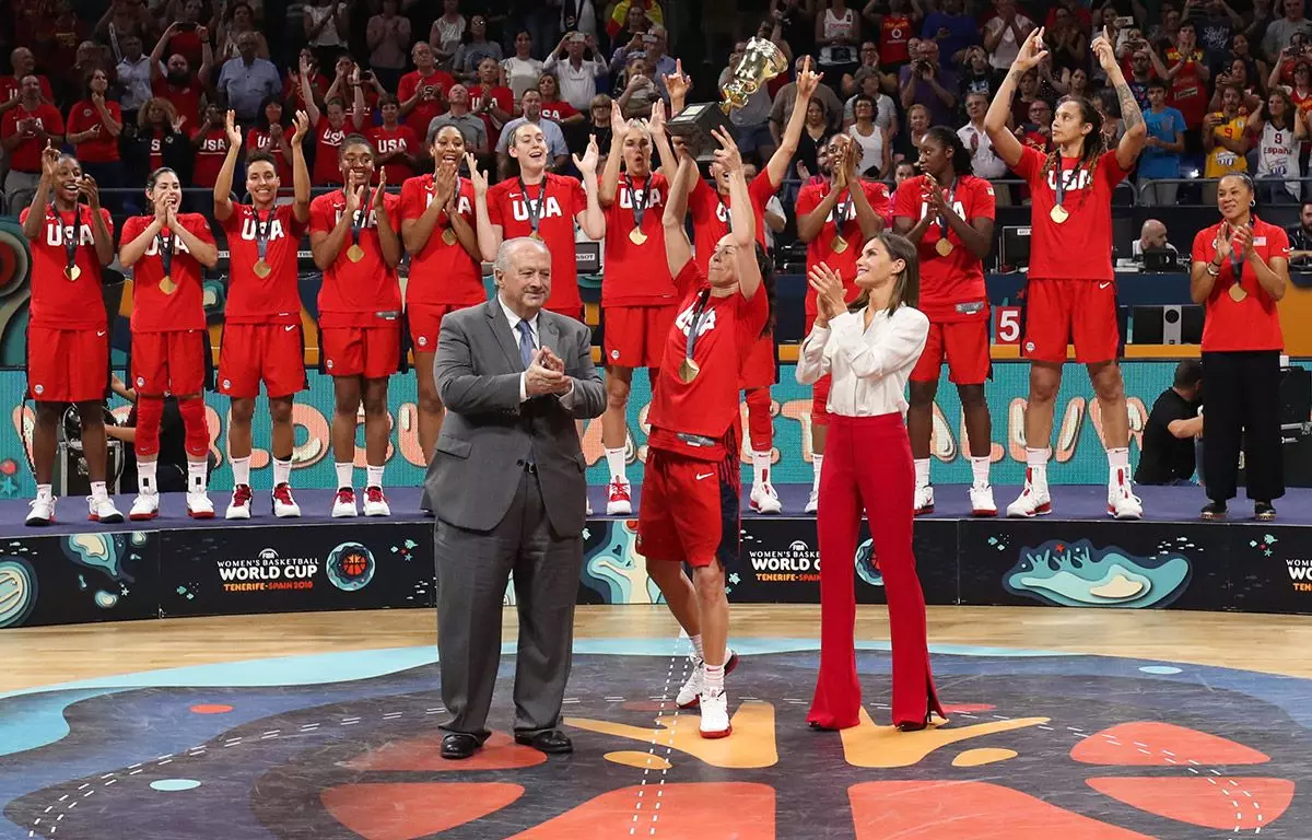 Žena Felipeja VI. je odpotovala na Tenerife, da bi vodila zadnji dan svetovnega prvenstva v košarki za ženske, na katerem je reprezentanca ZDA osvojila zlato medaljo.