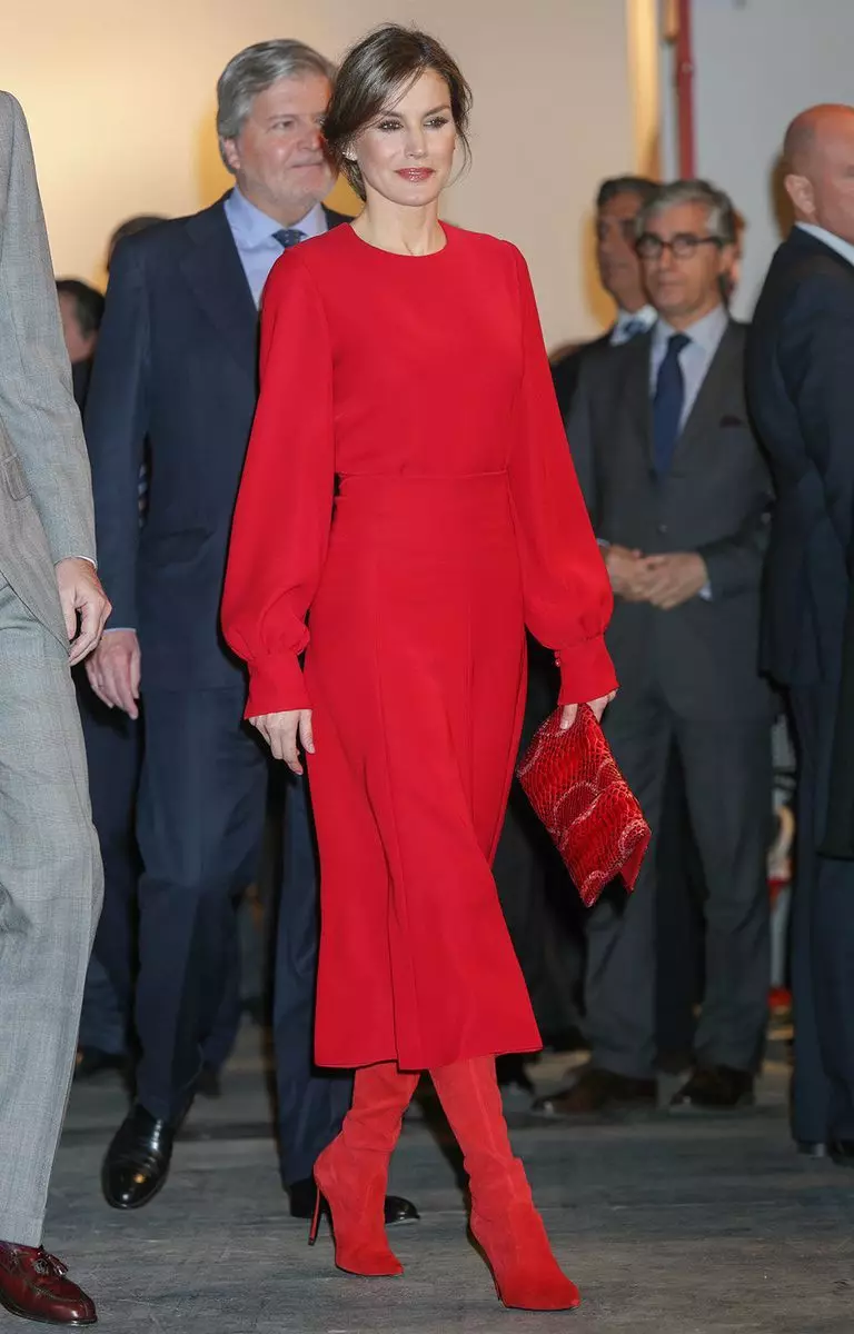 2018 ခုနှစ်တစ်လျှောက်လုံးတွင် Queen Letizia သည် အနီရောင်ကို အဓိကဇာတ်ဆောင်အဖြစ် ရွေးချယ်ခဲ့သည်။ 'အနီရောင်' သည် Felipe VI ၏ဇနီး၏အနှစ်သက်ဆုံးဖြစ်သော အကြောင်းရင်းကို သင့်အားပြသထားပါသည်။