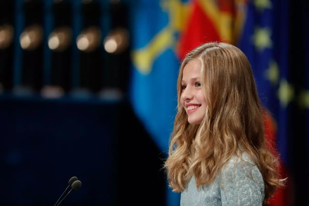 Princess Asturias Awards 2019, lahateny voalohany nataon'i Princess Leonor 2019, Princess Leonor, lahatenin'ny Princess Leonor tamin'ny Princess of Asturias Awards 2019, lahatenin'i Leonor tao amin'ny Princess of Asturias Awards 2019, Leonor dia namirapiratra tamin'ny fahazavany manokana tamin'ny lahateniny voalohany, Toy izao izany. Ny kabarin'ny Princess Leonor tamin'ny 2019 Princess of Asturias Awards, Ny antsipiriany rehetra momba ny kabarin'i Leonor