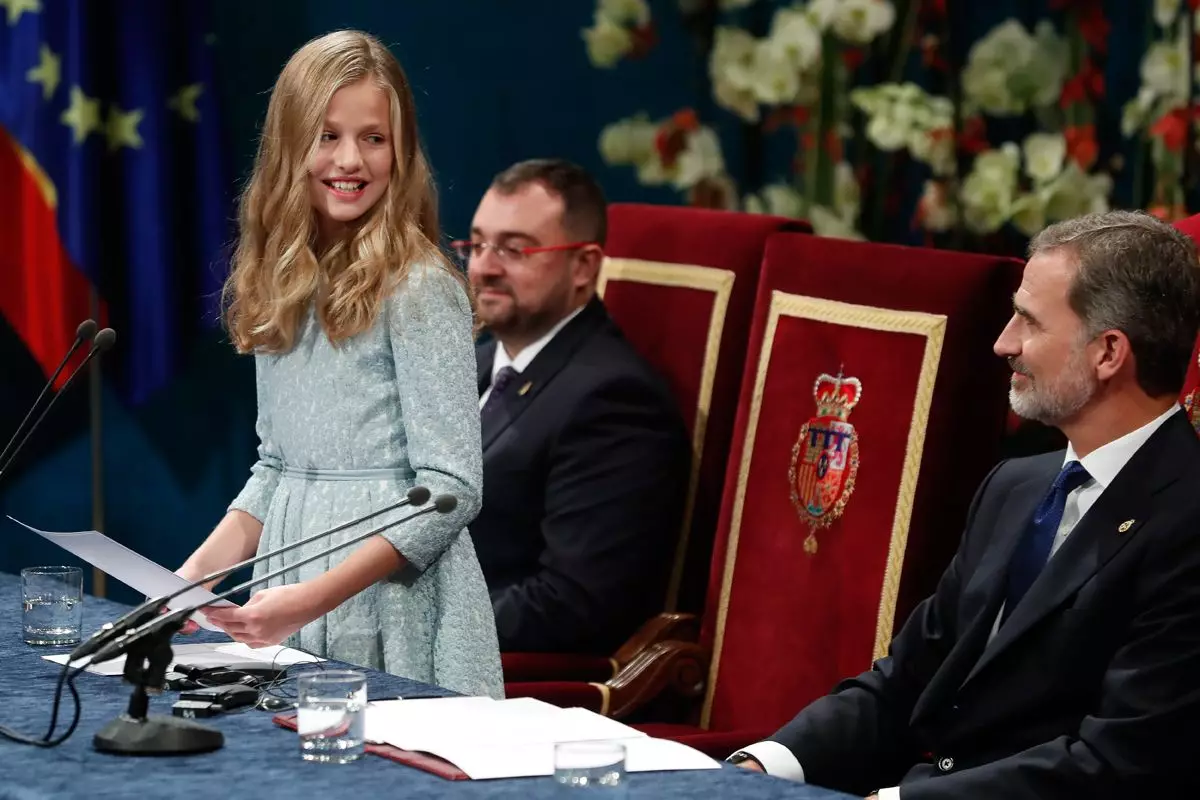 leonor podczas przemówienia, leonor wygląda, doña sofia, infanta sofia, felipe vi, rodzina królewska, letizia ortiz, nagrody księżniczki asturii