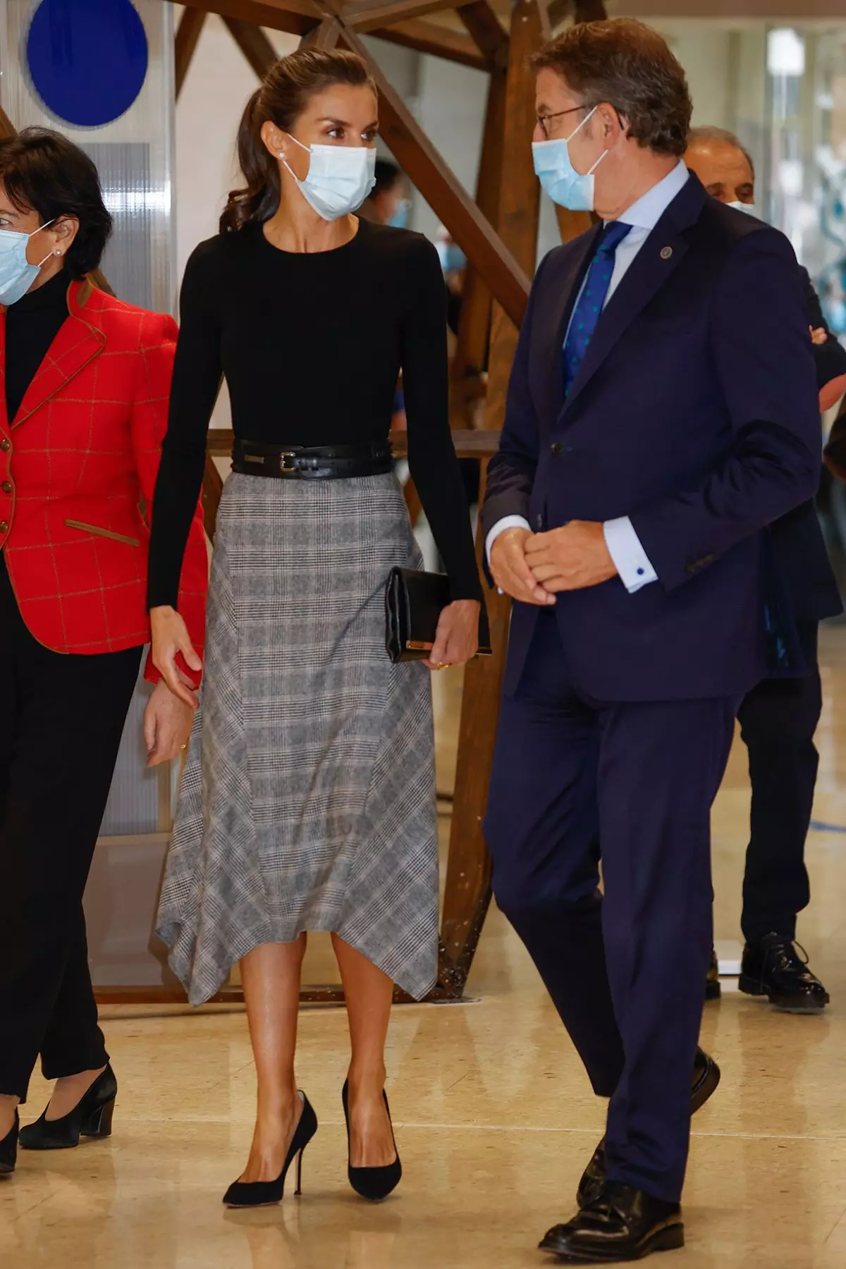 letizia reciclează pentru a patra oară această fustă massimo dutti