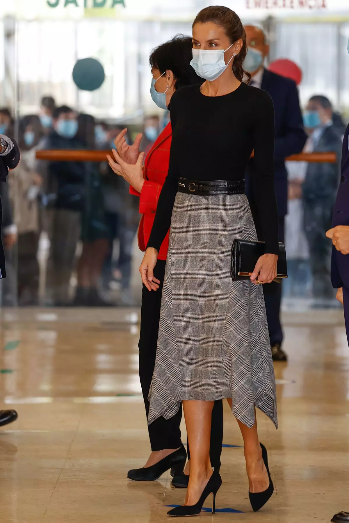 letizia recycles no massimo dutti tiab rau plaub lub sij hawm