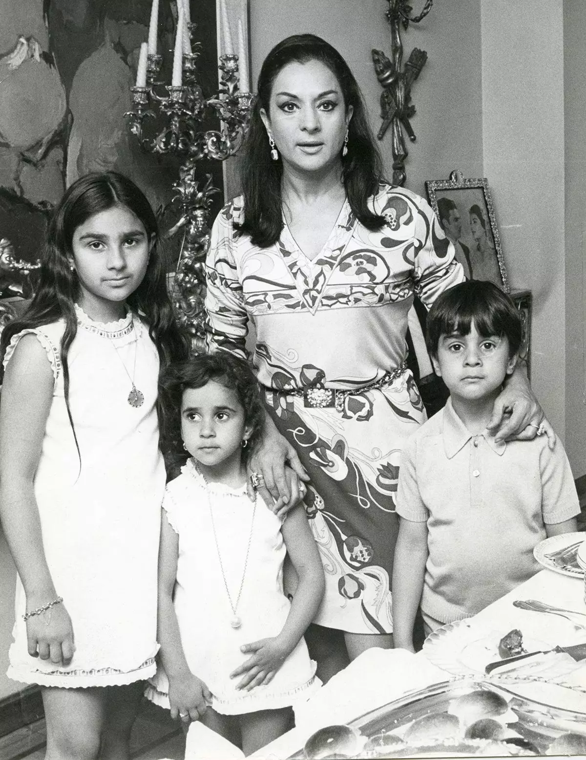 Lola Flores oma kolme lapse Rosario, Antonio ja Lolitaga