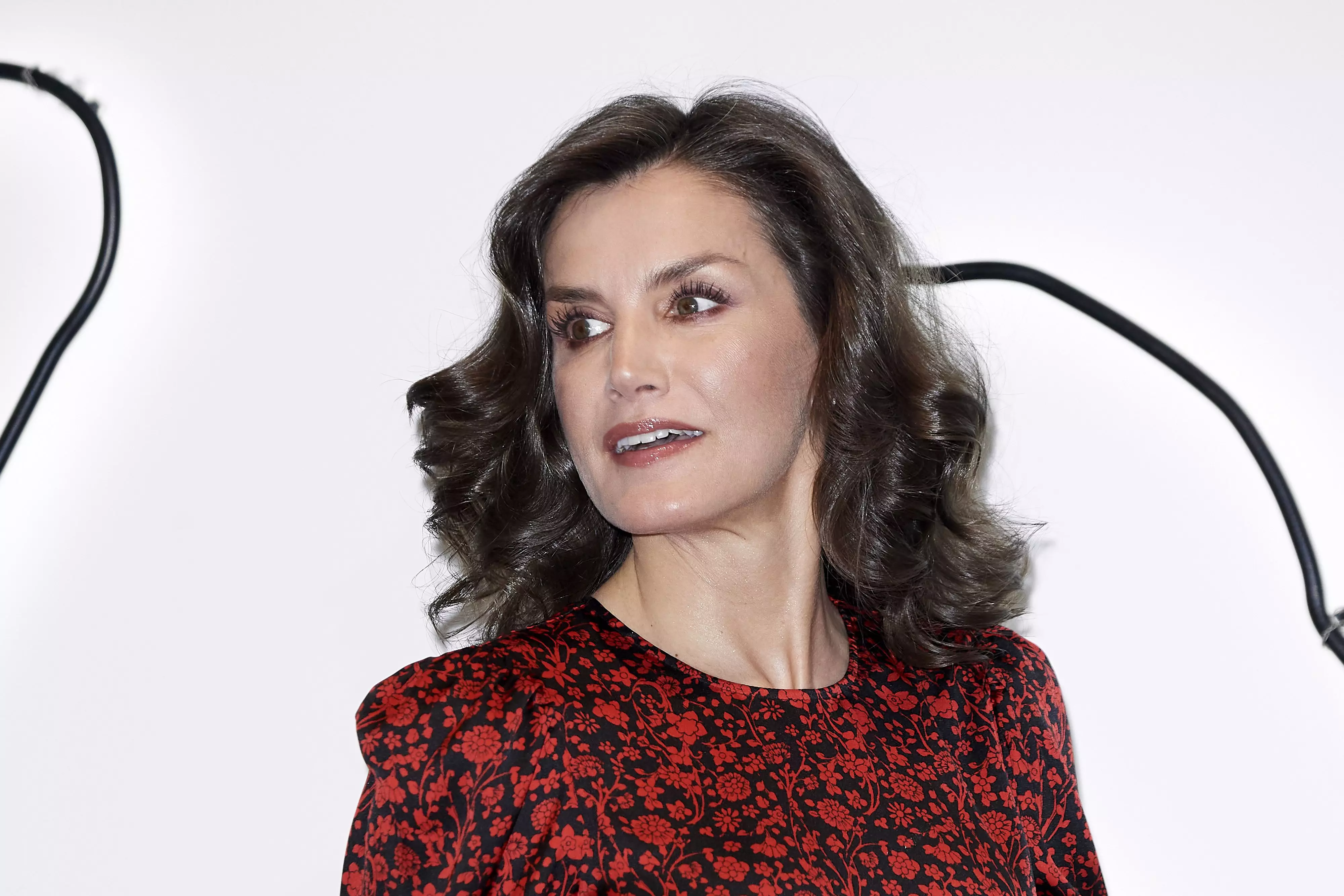 A raíña Letizia rompe co look minimalista de ARCO