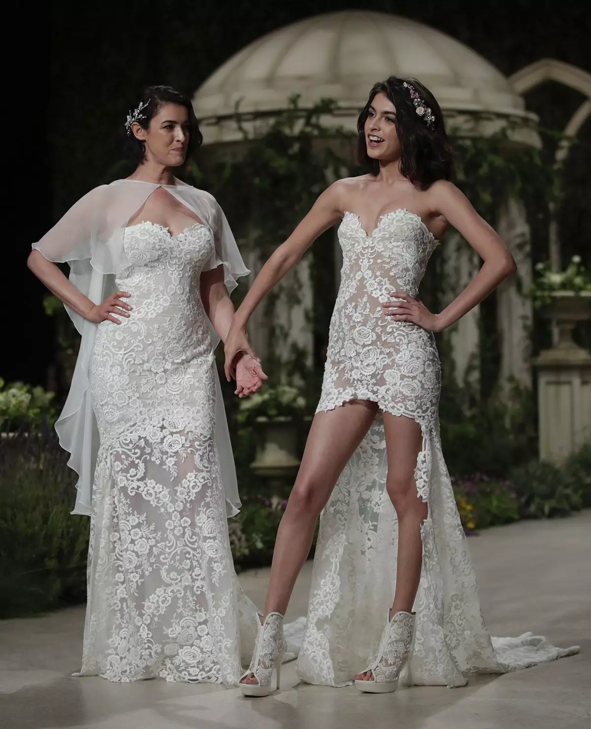 Lucía Rivera e Blanca Romero desfilan pola firma de vestidos de noiva Pronovias.