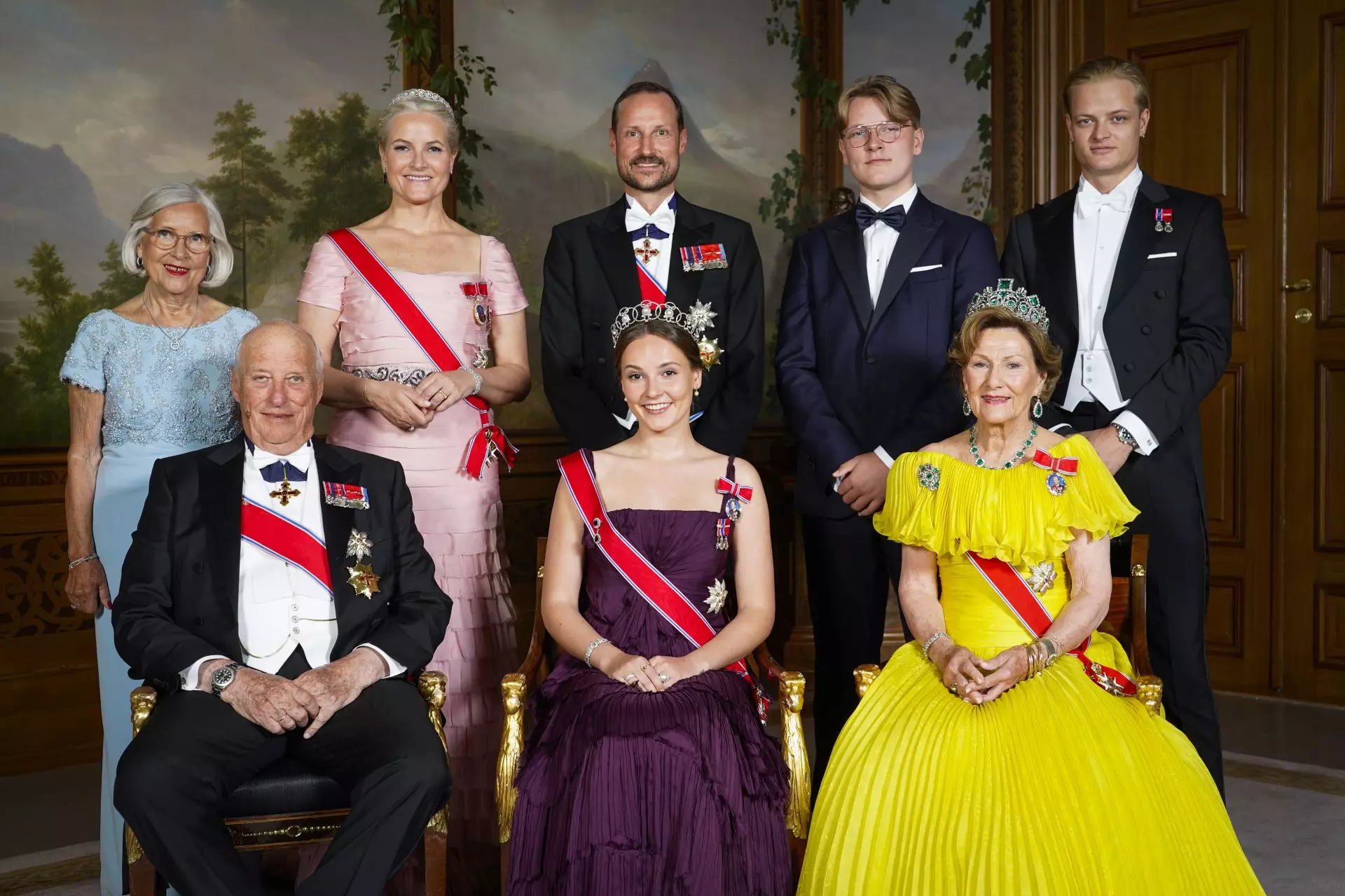 norges prinsessa ingrid alexandra, front center, och kungafamiljen poserar för ett foto på slottet i oslo, fredag 17 juni 2022 prinsessan ingrid alexandra fyllde 18 år den 21 januari 2022 firandet sköts upp till juni 2022 på grund av covid 19 restriktioner , kung harald, prinsessan ingrid alexandra och drottning sonja, bakre raden från vänster, marit tjessem, kronprinsessan mette marit, kronprins haakon, marius borge hoiby, prins sverre magnus lise aserudntb via ap lokal bildtext