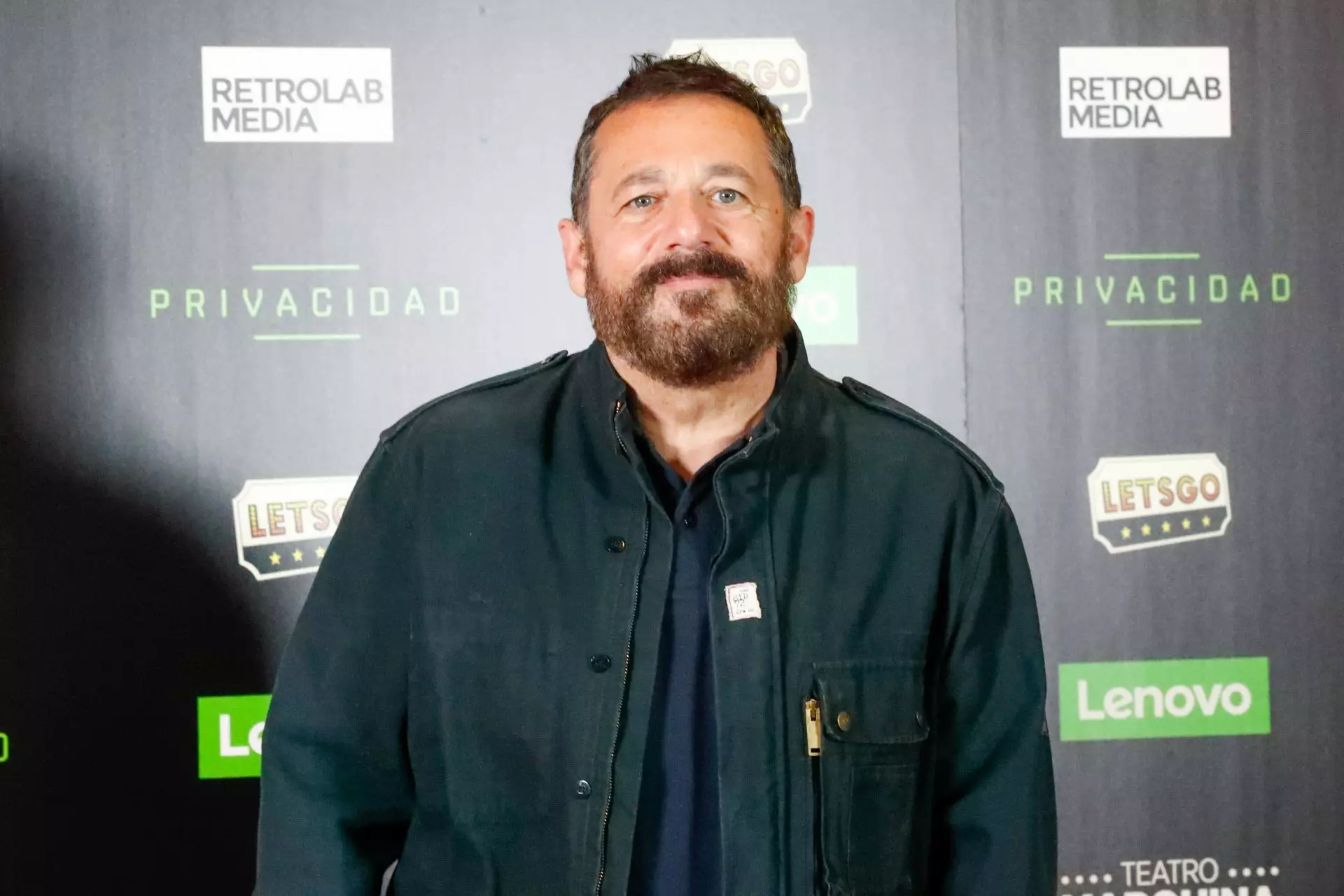 de acteur, met een baard, poseert bij een photocall