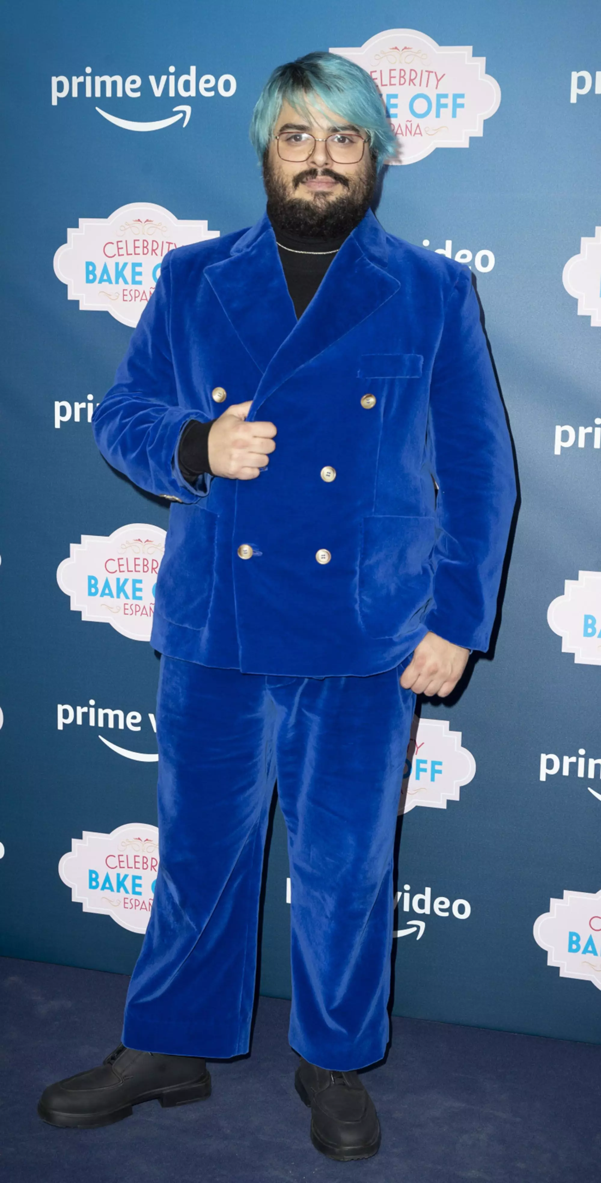 de acteur, in een blauw fluwelen pak