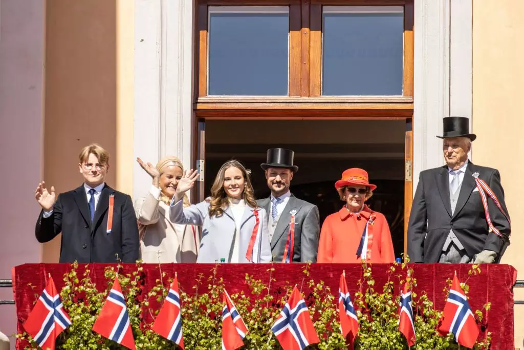 ang norwegian royal family ay kumaway mula sa balkonahe